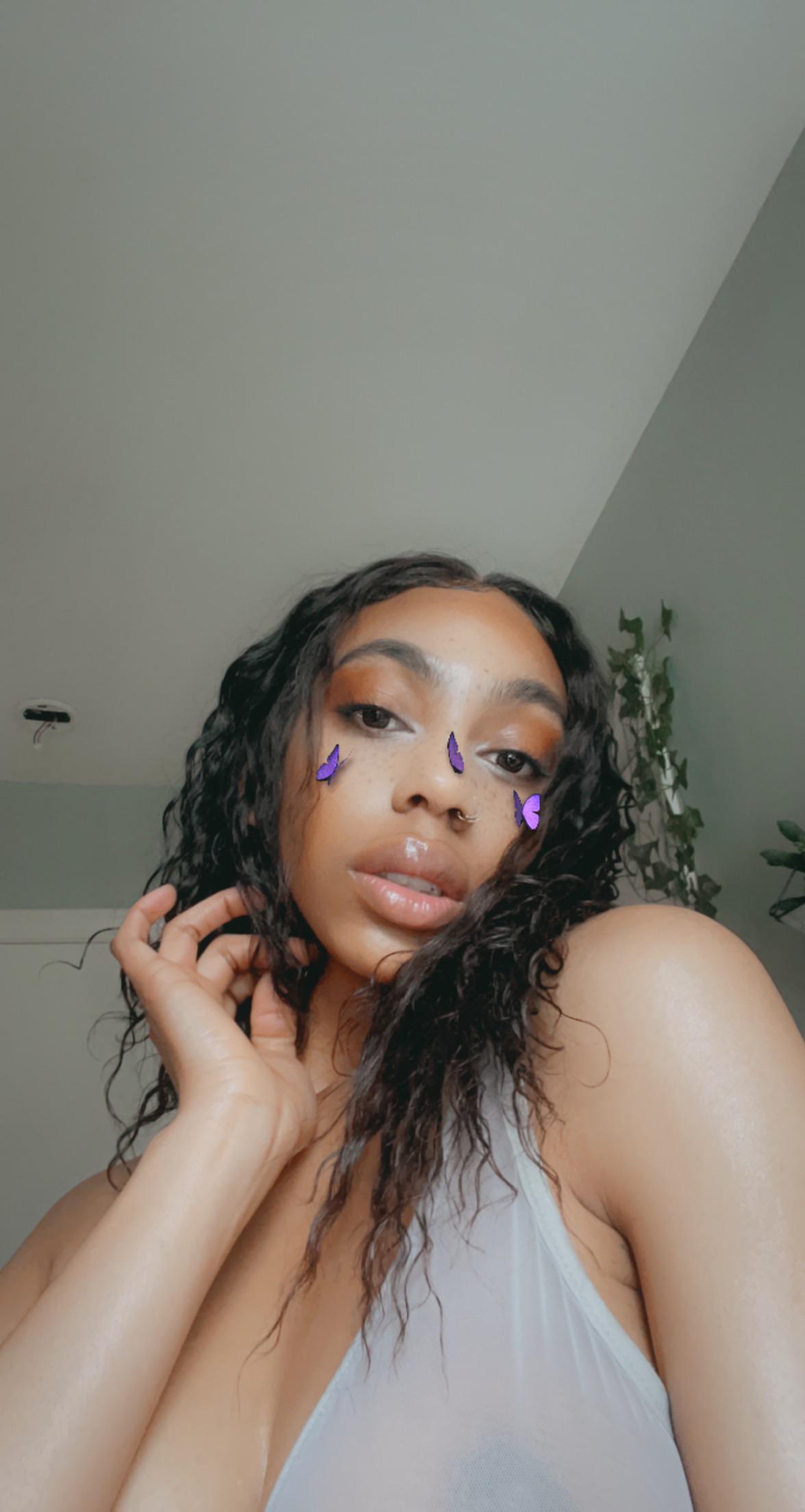 Do you like my lips? | Scrolller