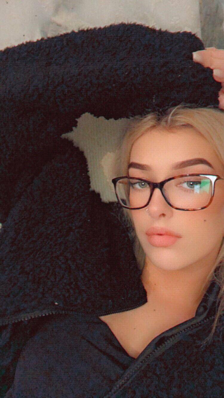 upvote if you wanna serve me 💸💸 | Scrolller