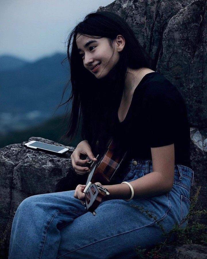 Vanda Playing Guitar | Scrolller