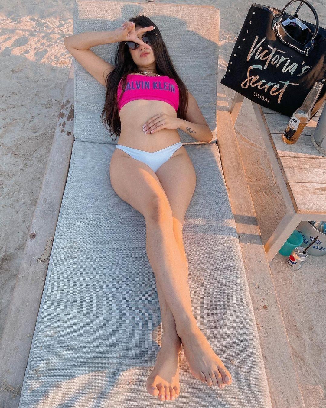 Jerking off hard, want to show off, can someone feed me pictures while I bust a nut | Scrolller