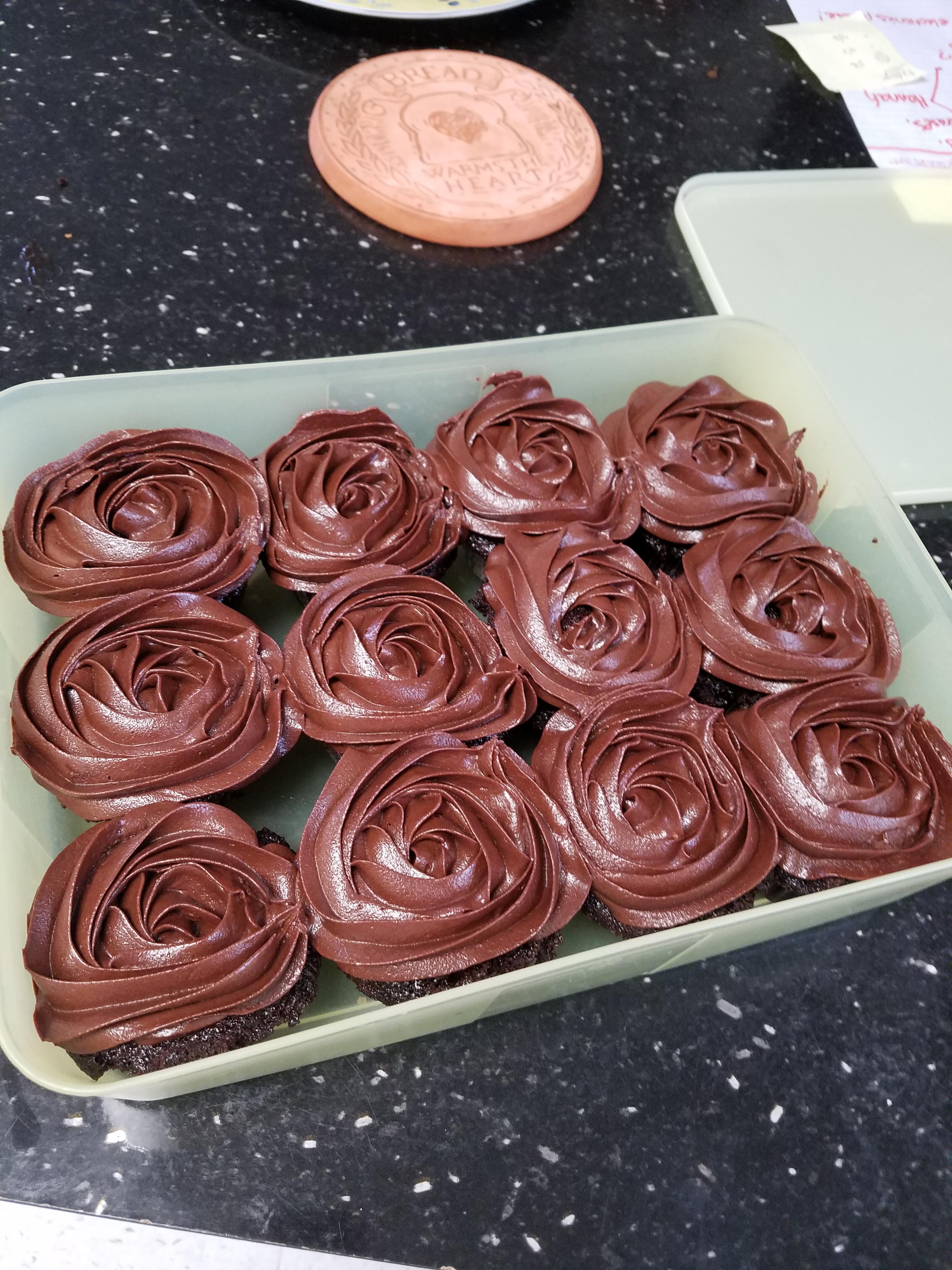 Vegan chocolate cupcakes | Scrolller