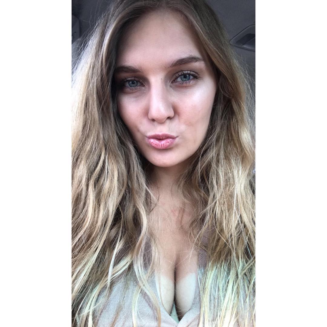 Vertical Selfie | Scrolller