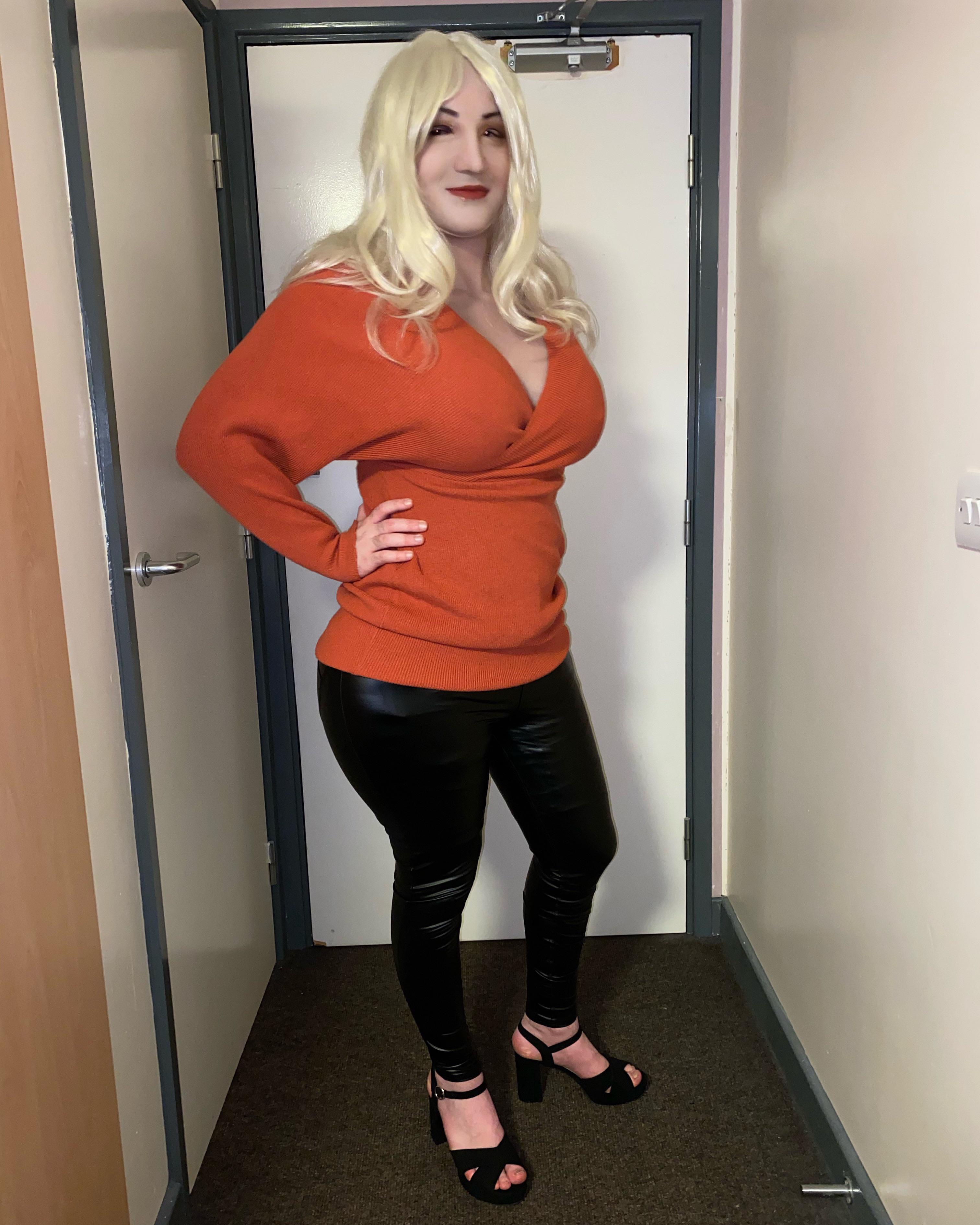 Very rare full body pic | Scrolller