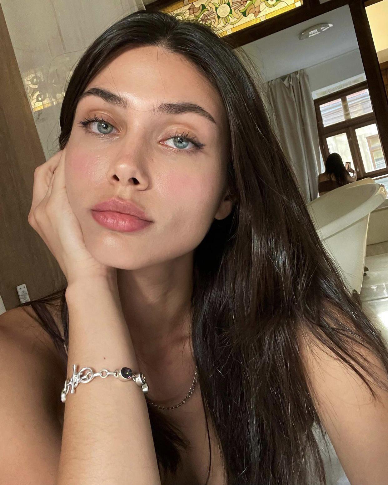 Victoria Brono | Scrolller