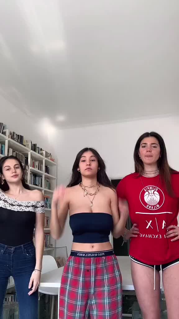 Vittoria e le sue amiche | Scrolller