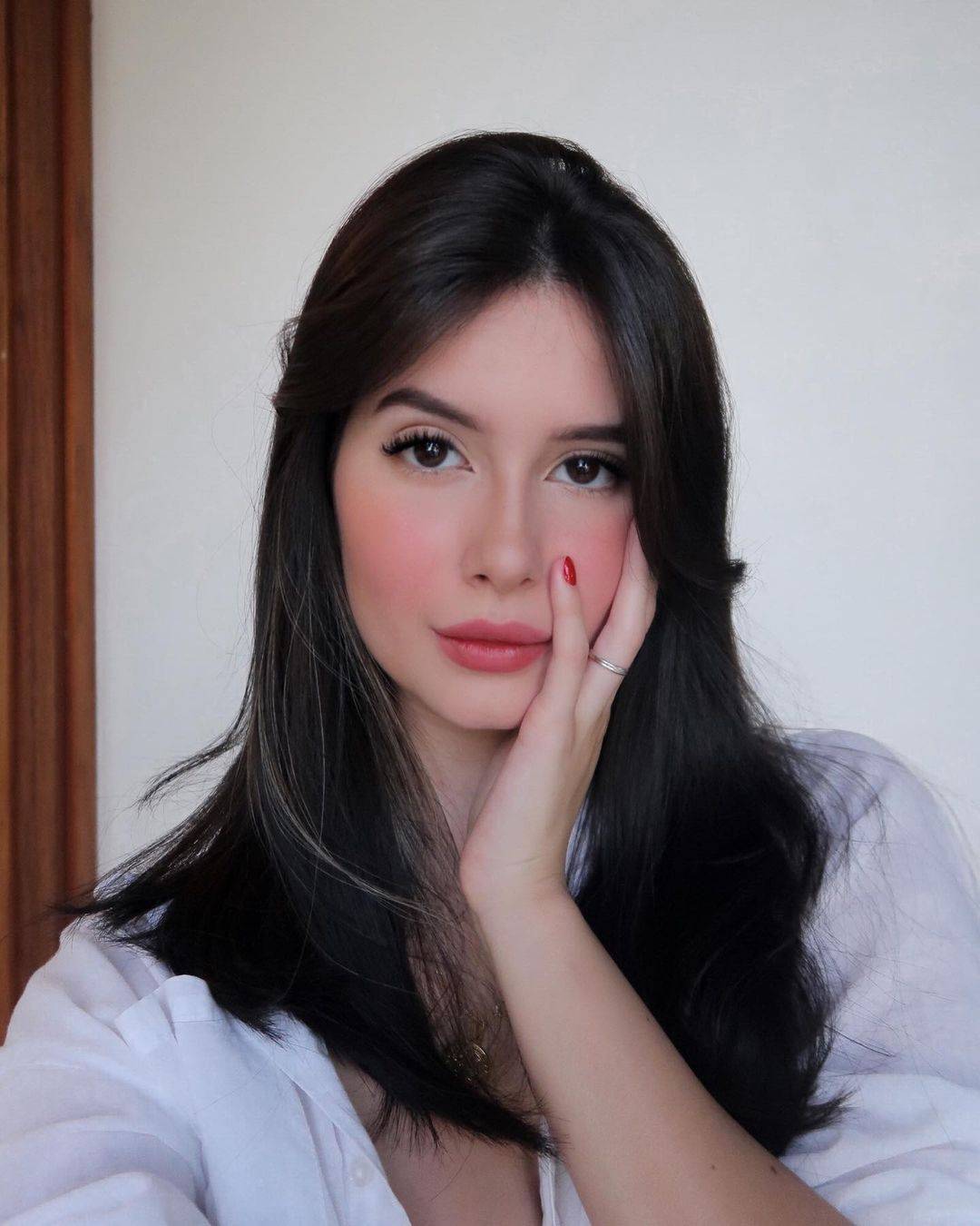 Vivian Schilling | Scrolller