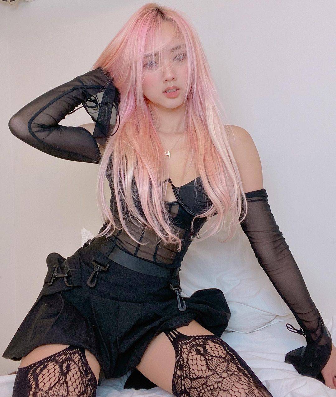 Vyvan Le | Scrolller