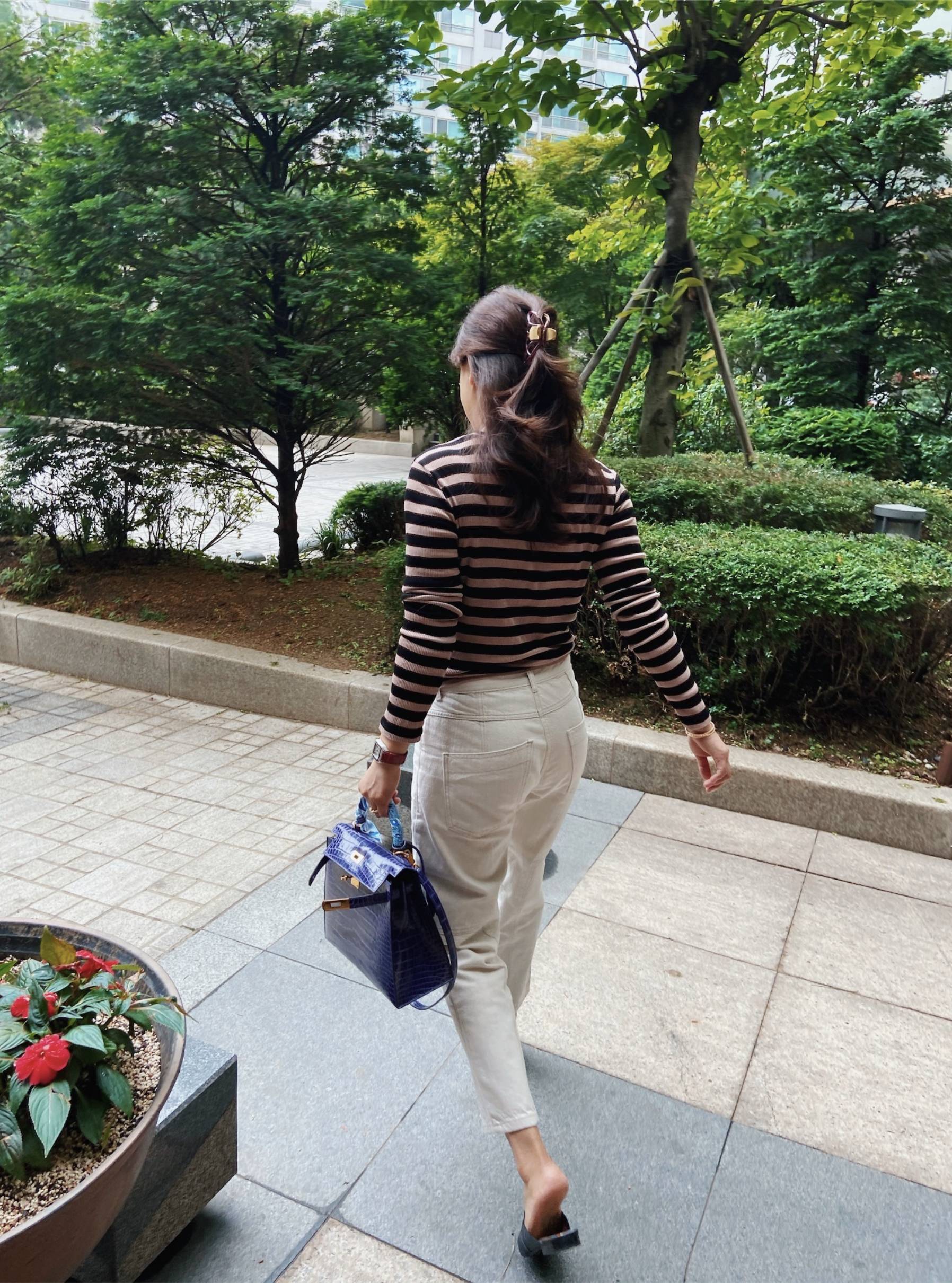 Walking away | Scrolller