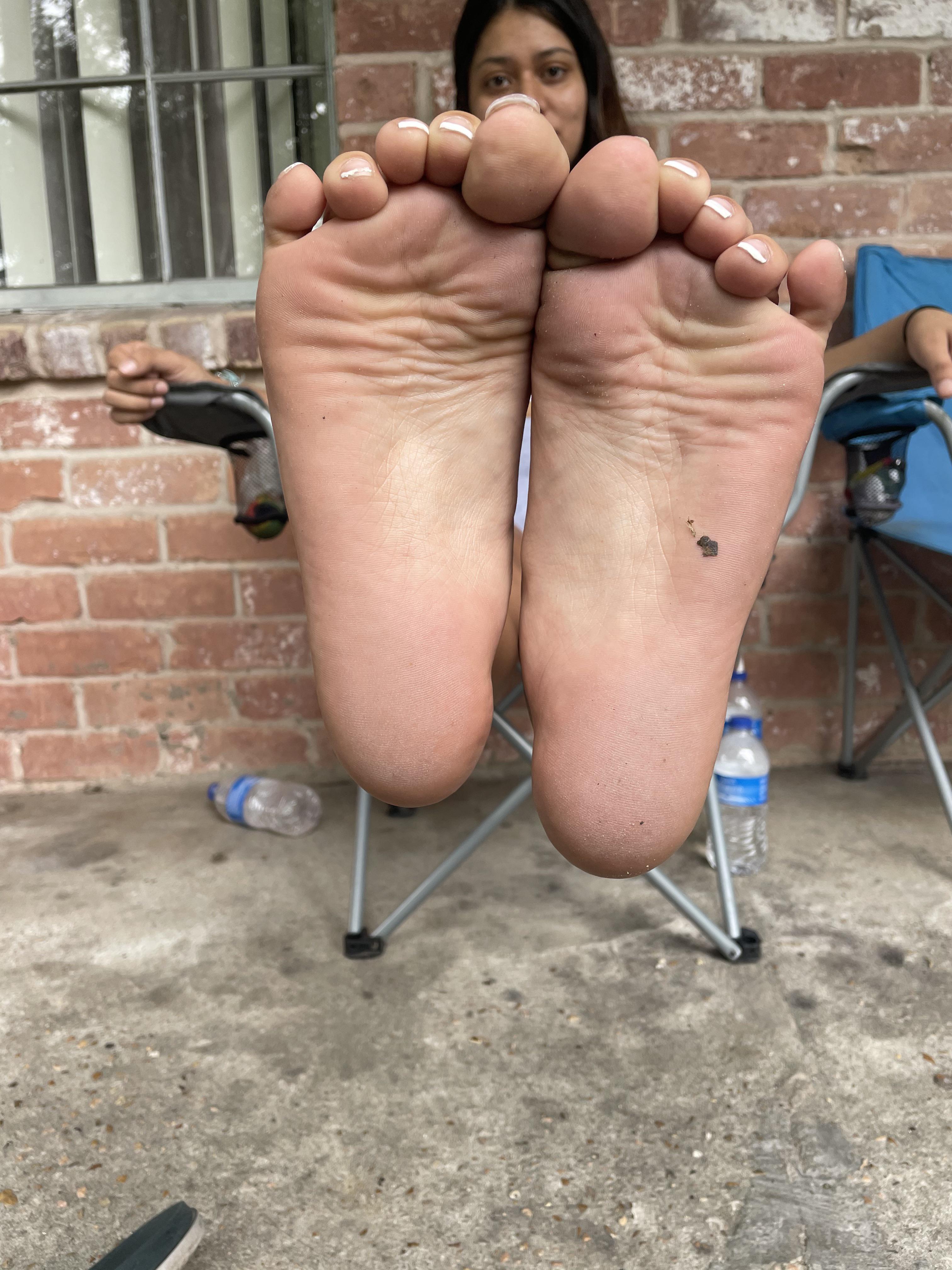 Walking barefoot outside.. now time for you to clean 😈 | Scrolller