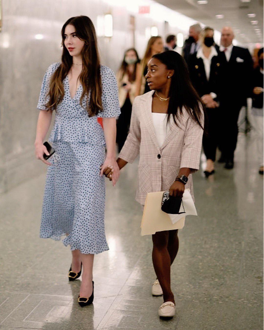 Walking with Simone | Scrolller