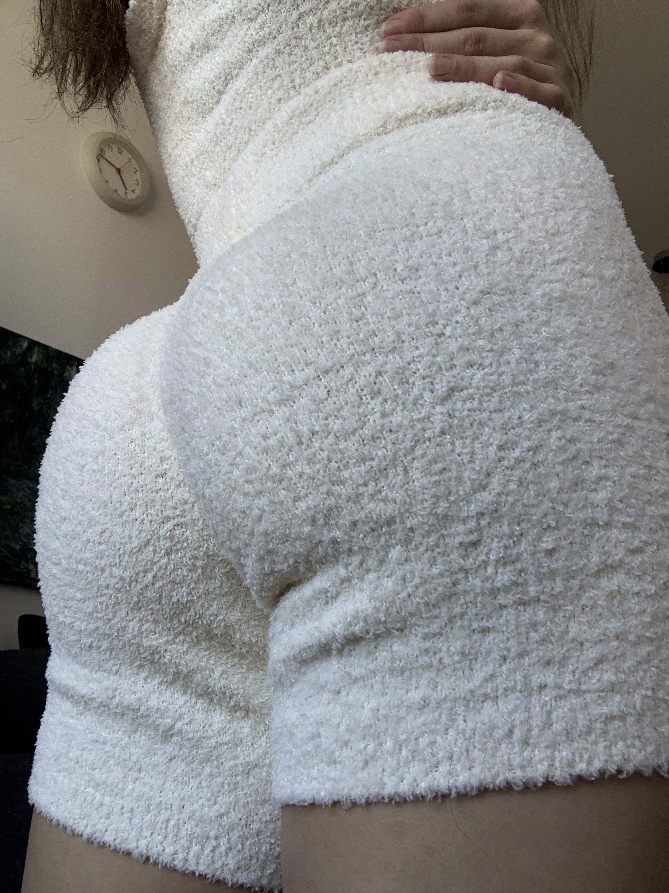 wanna touch my fuzzy butt 🙊 | Scrolller