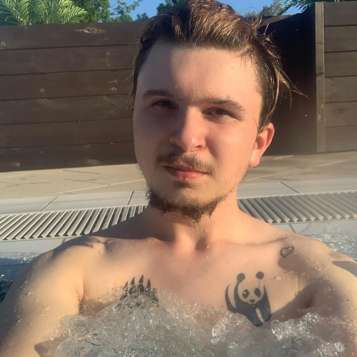 Wanna join the jacuzzi? | Scrolller