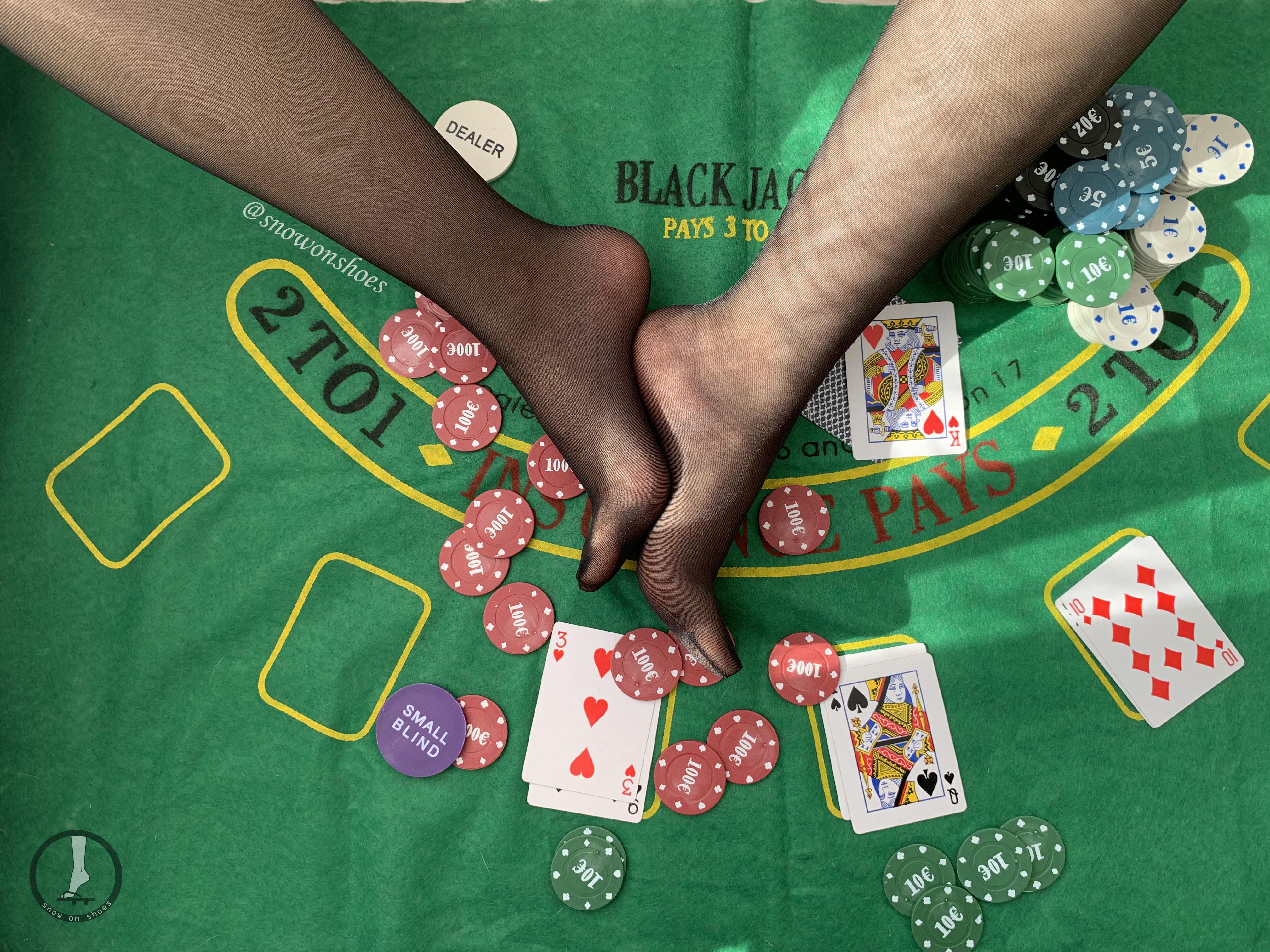 ᐕ)⁾⁾ Wanna play a round? | Scrolller