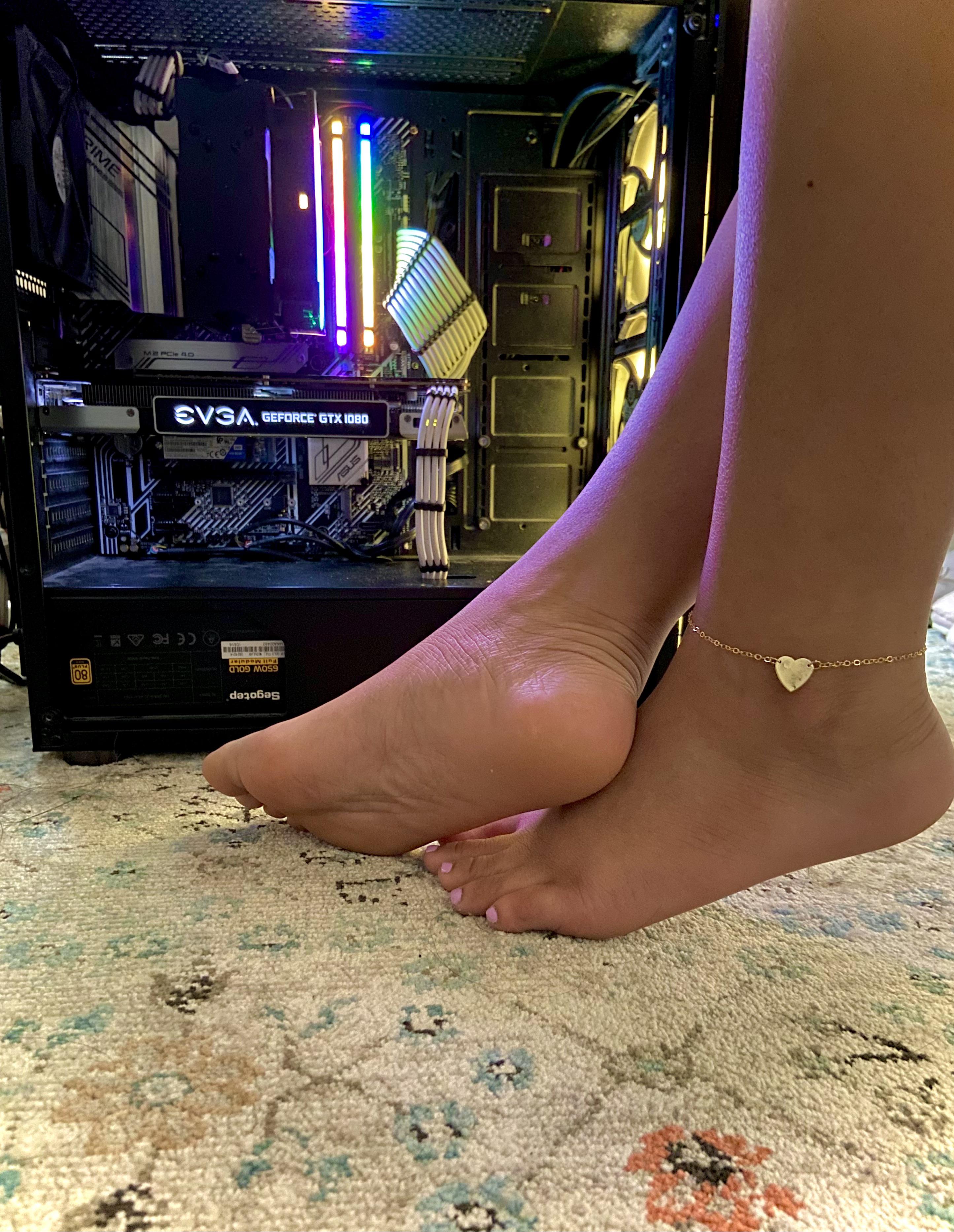 Wanna play feetsies under the table? 🥰 DMs are open | Scrolller