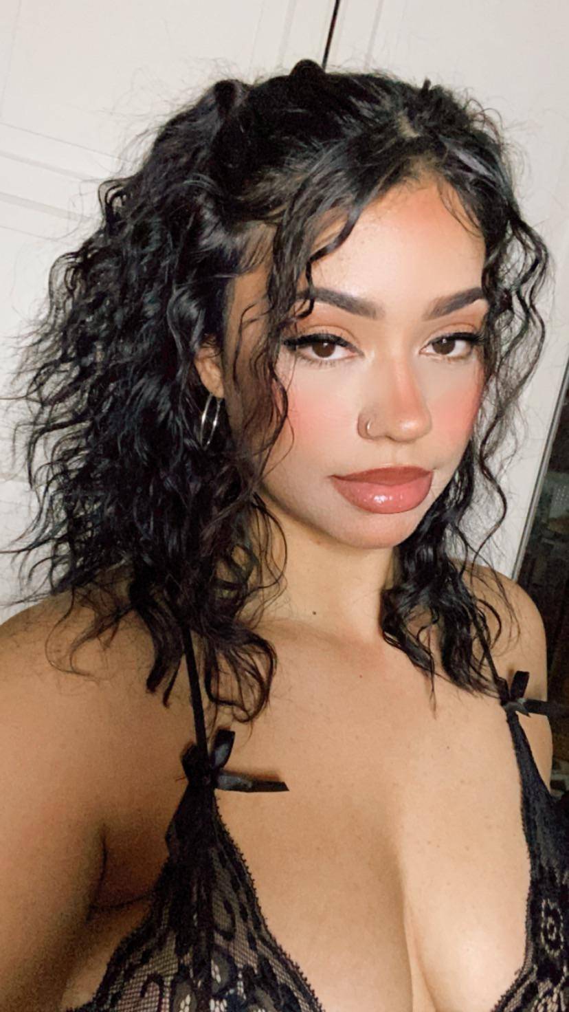 Wanna see something risky ? OF: goldenkiwigoddess | Scrolller