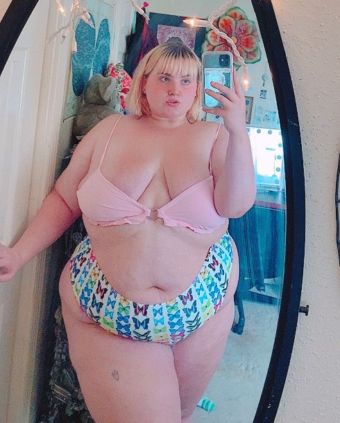 wanna squish me? 🥺👉🏻👈🏻 | Scrolller