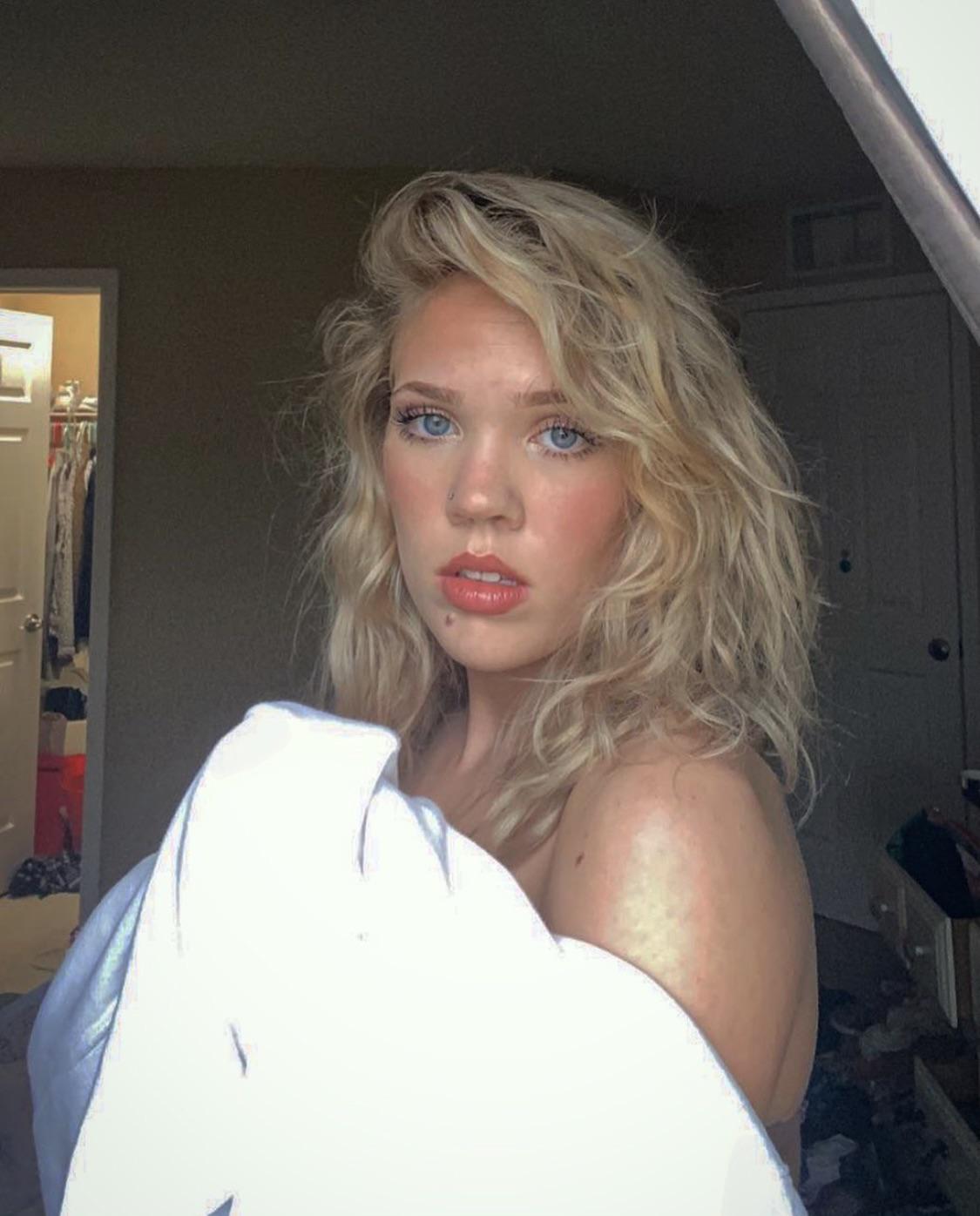 Want her soo bad, she’s such a tease.. | Scrolller