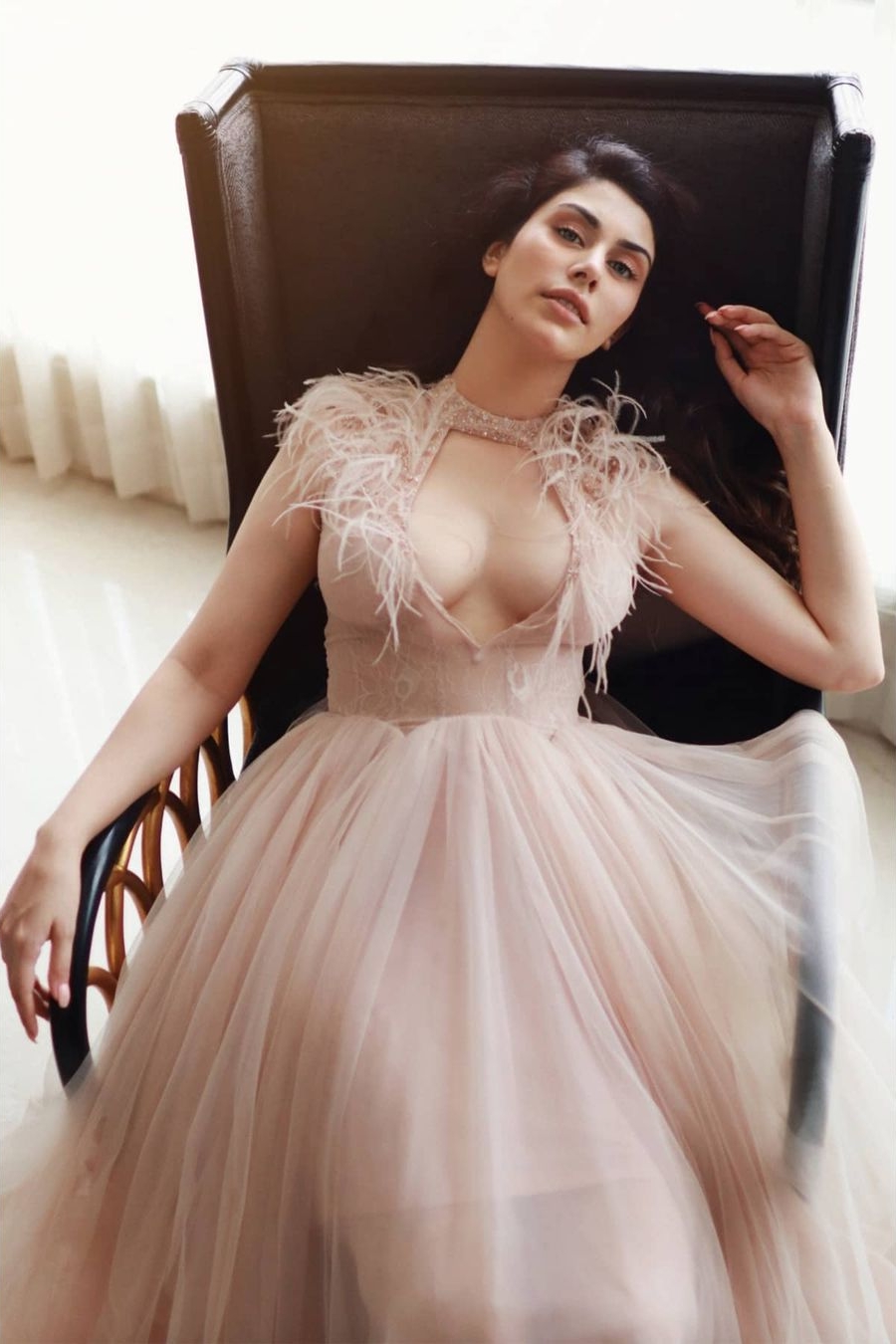 Warina Hussain giving a glimpse of her round tanks | Scrolller