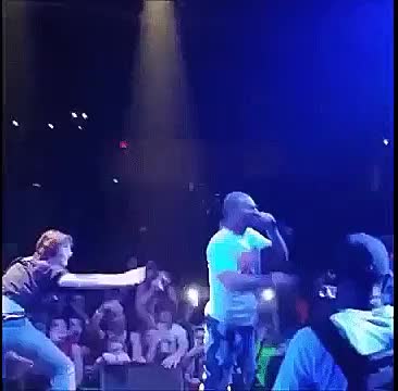 HMB while I go on stage | Scrolller