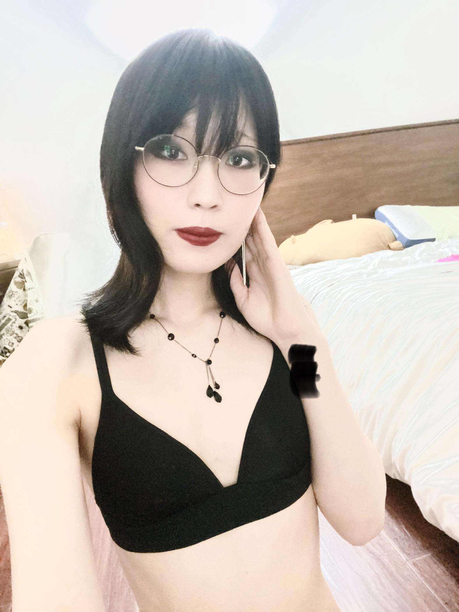 wearing a bra for the first time >.