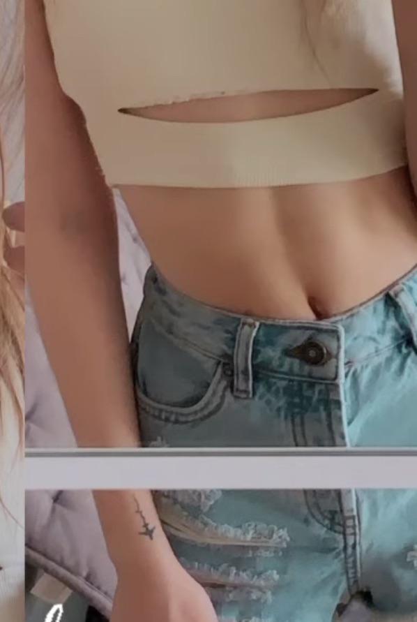Wer will alles in diesen Bauch abspritzen 🥵 | Scrolller