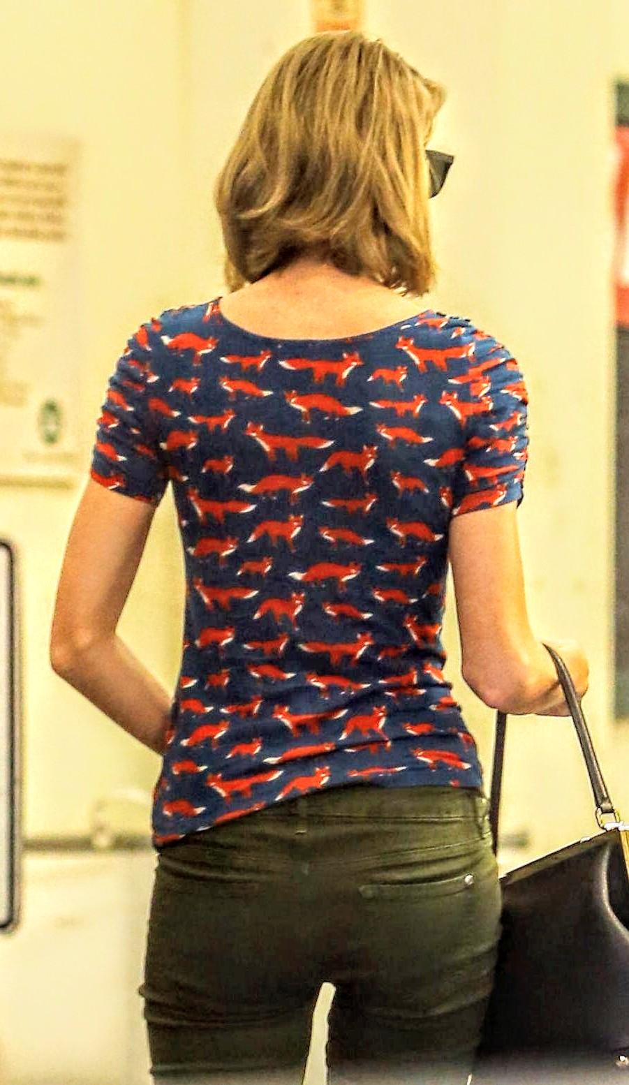 What A Skinny Goddess In Jeans Scrolller