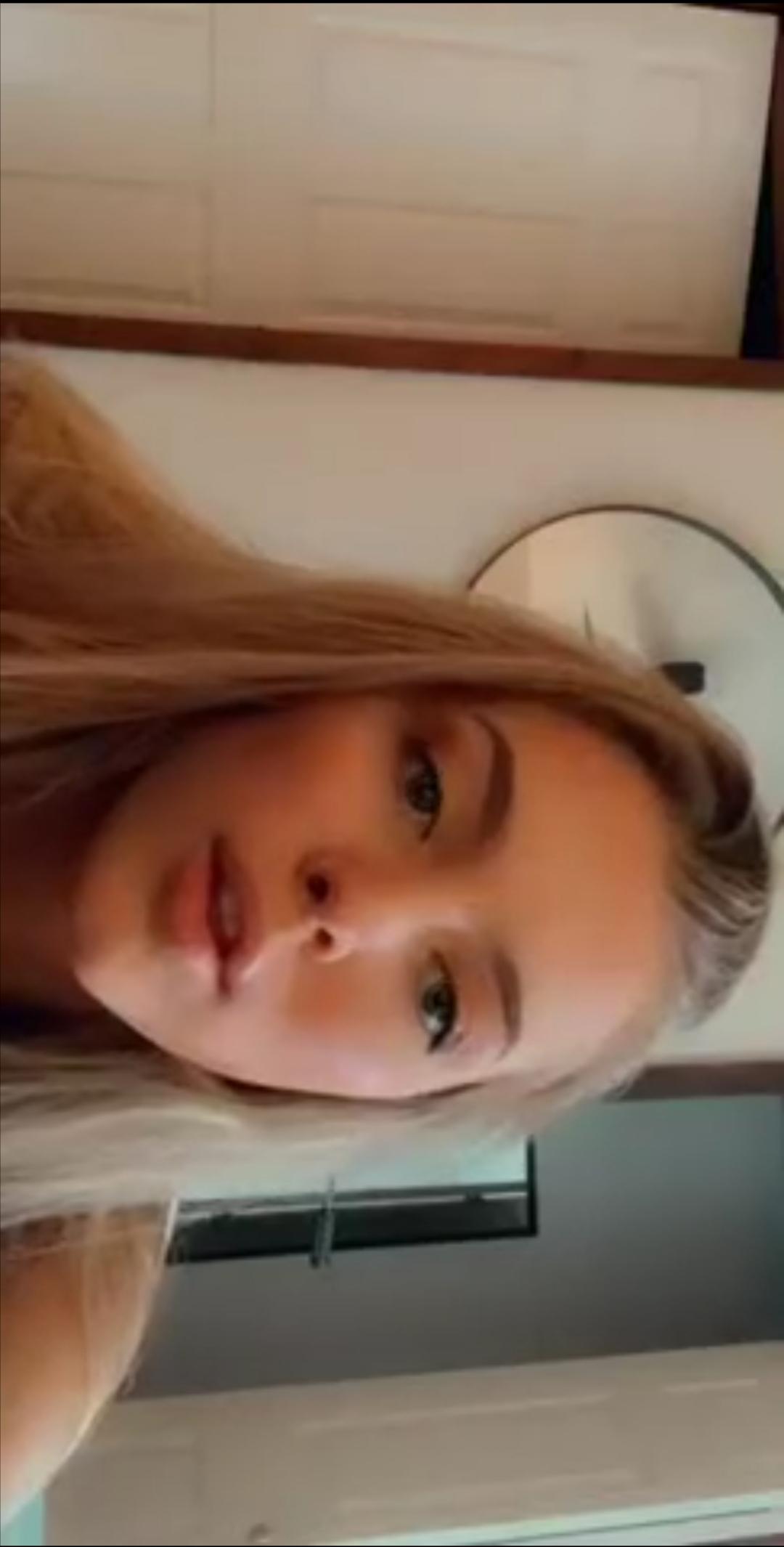 what ist her name pls??! | Scrolller