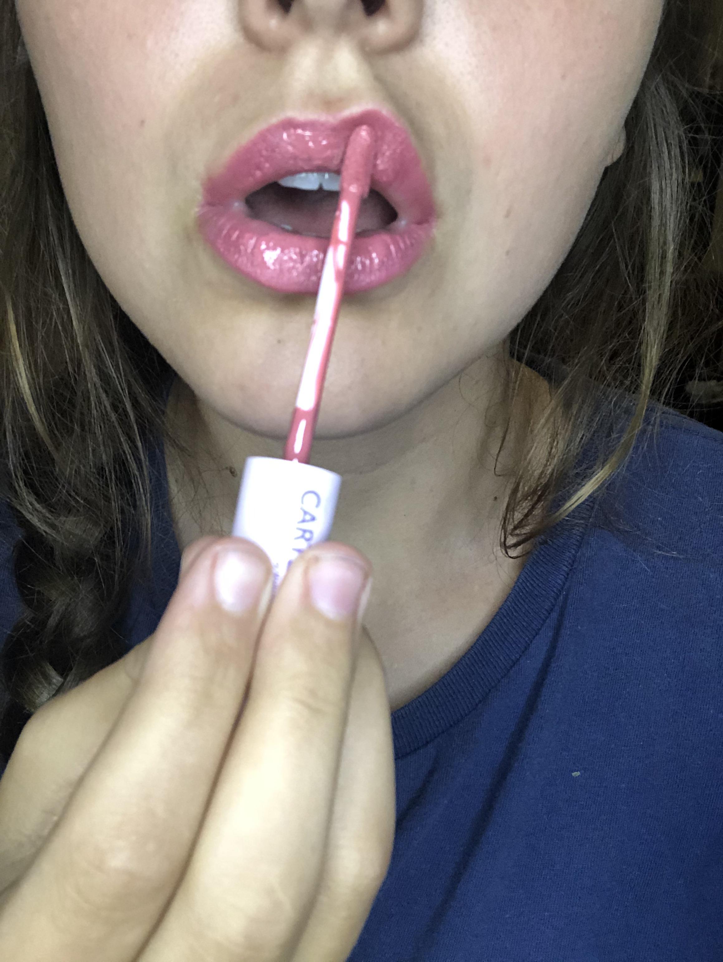 Applying my favorite lipstick 🙌🏼💄 what’s your favorite shade of lipstick?? | Scrolller