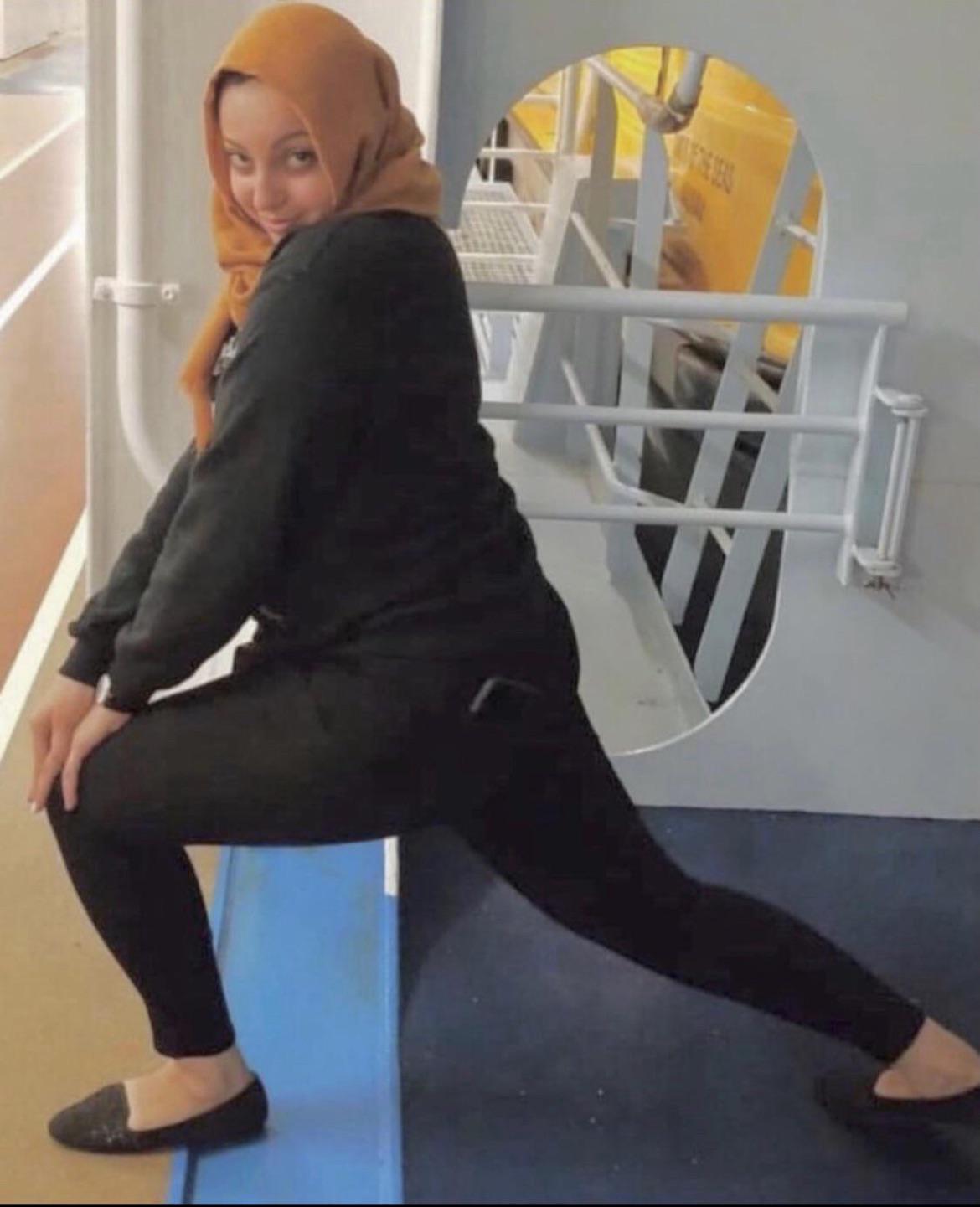 What would you do if she posed in front of you 🤔 | Scrolller