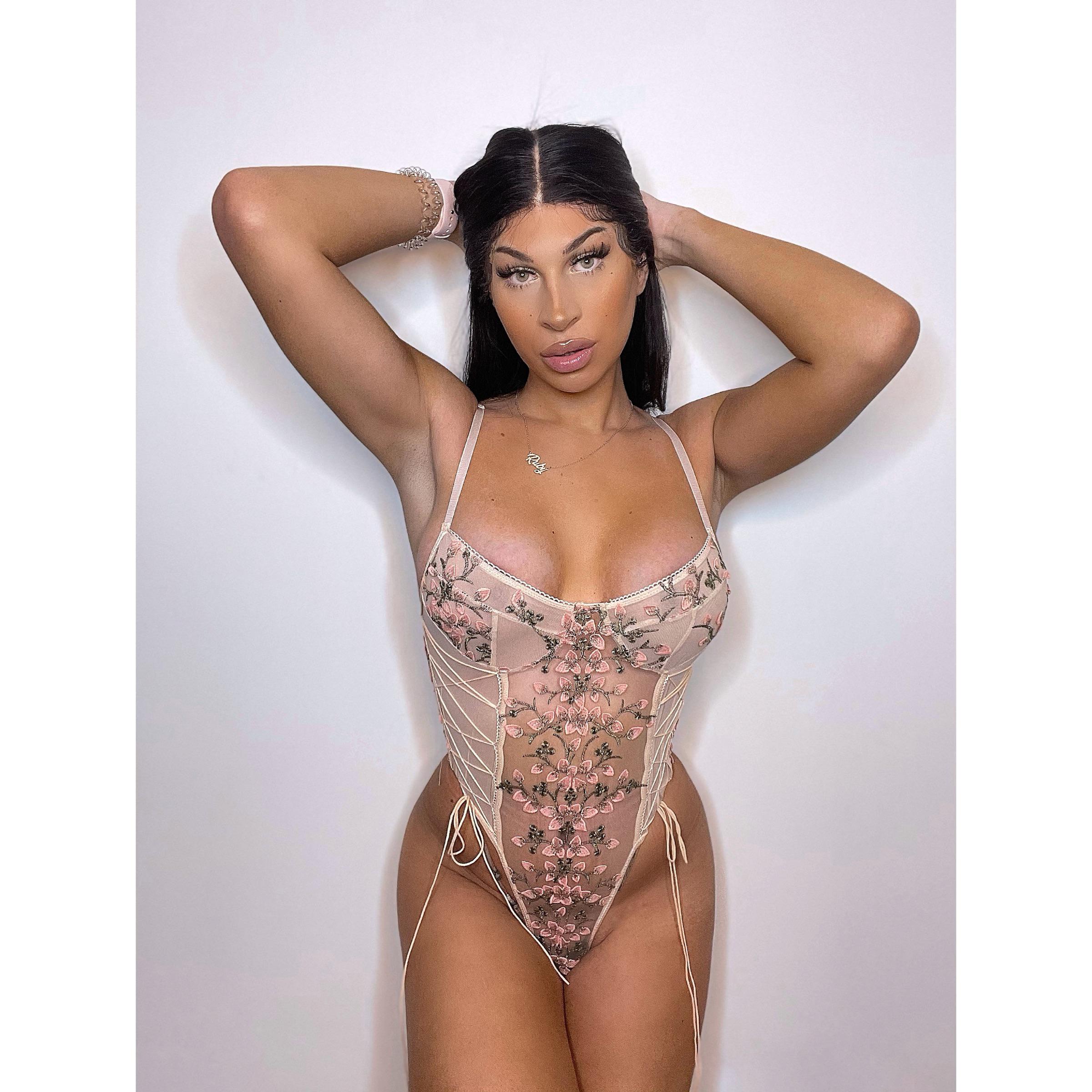 What would you do to me 😏?? | Scrolller