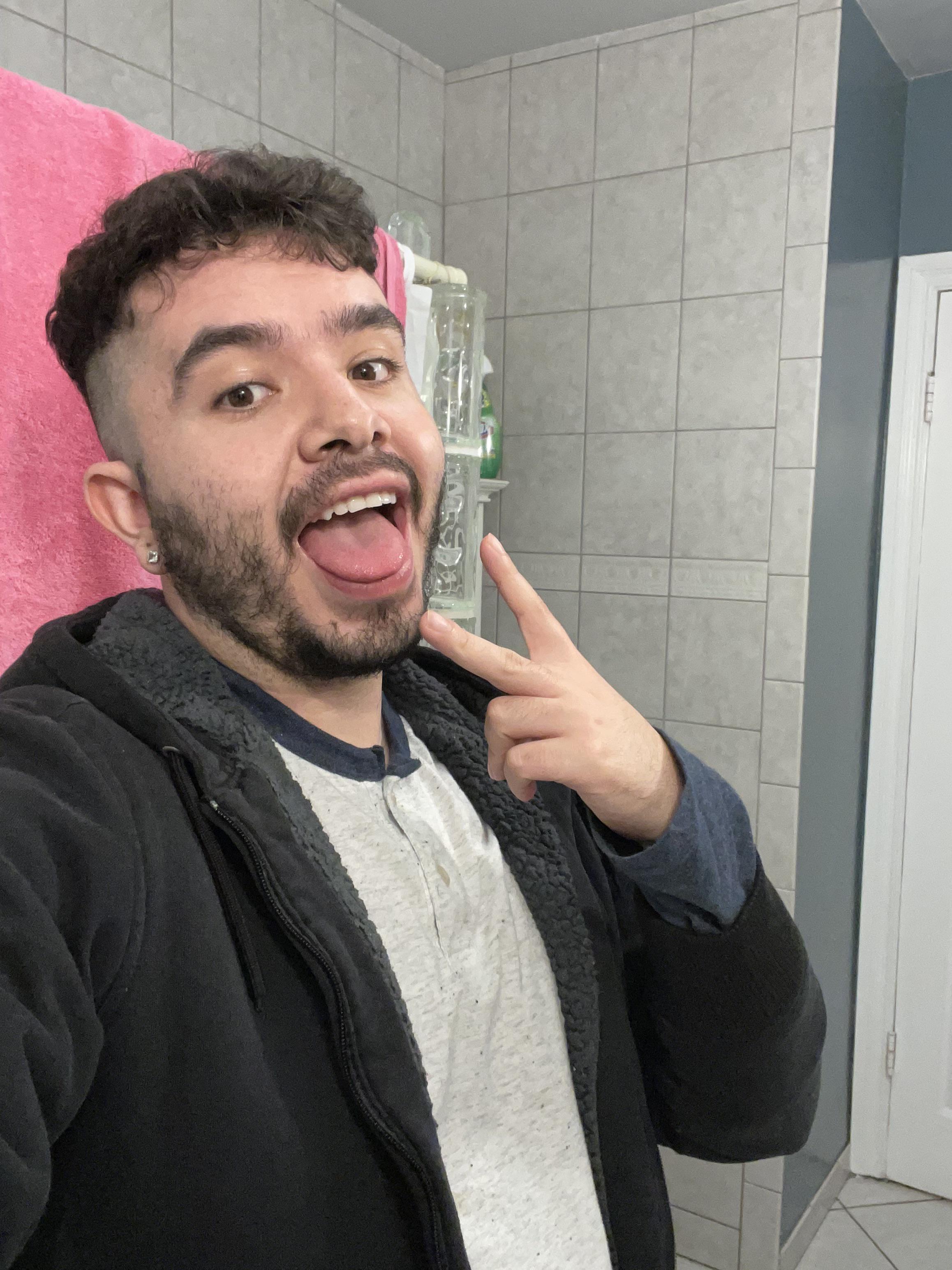 Restroom selfies | Scrolller