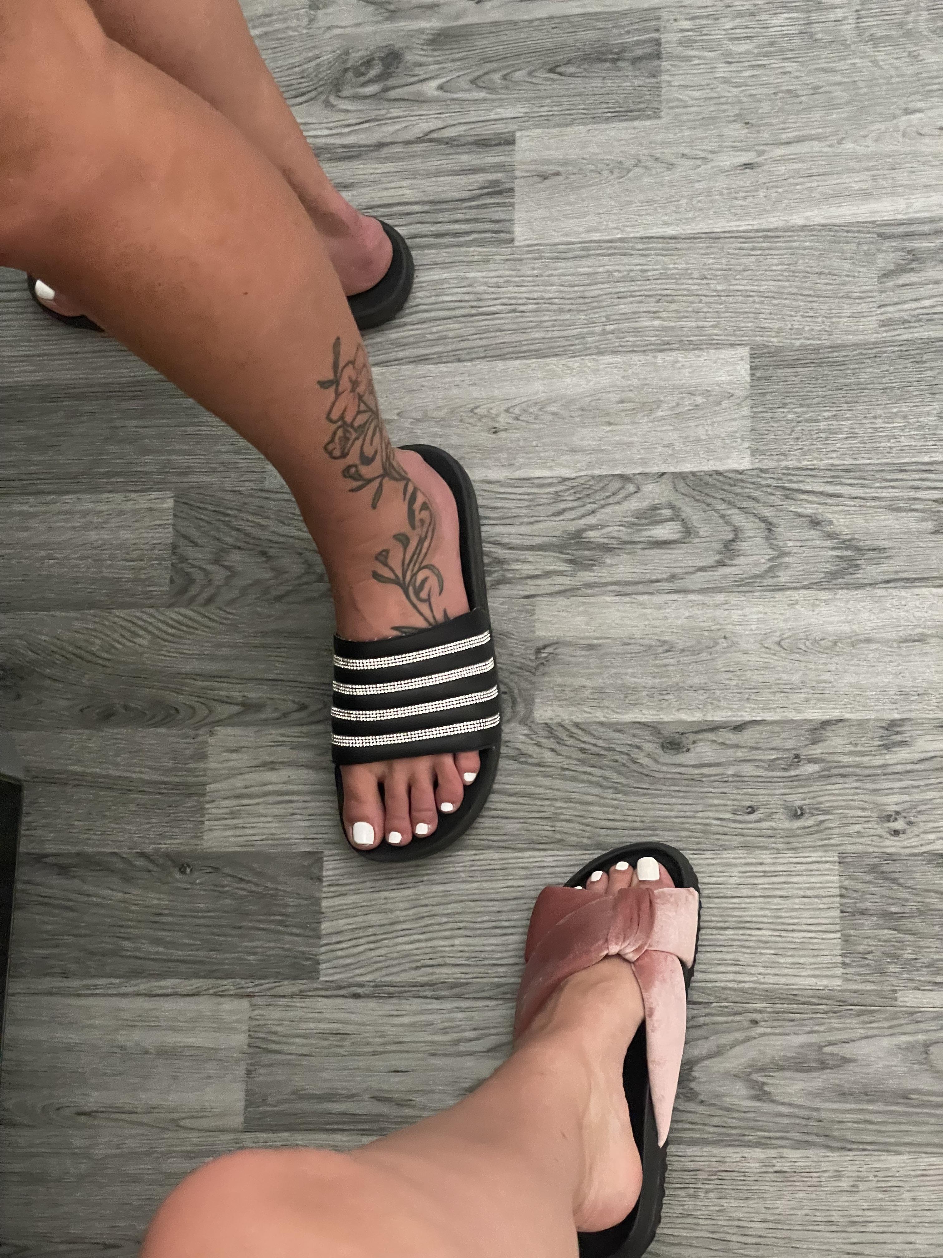 White toes just runs through our family 😉 | Scrolller