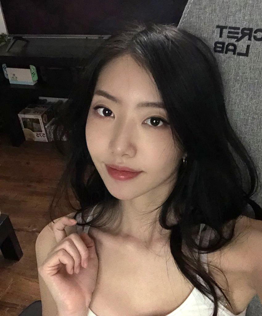 White vest | Scrolller