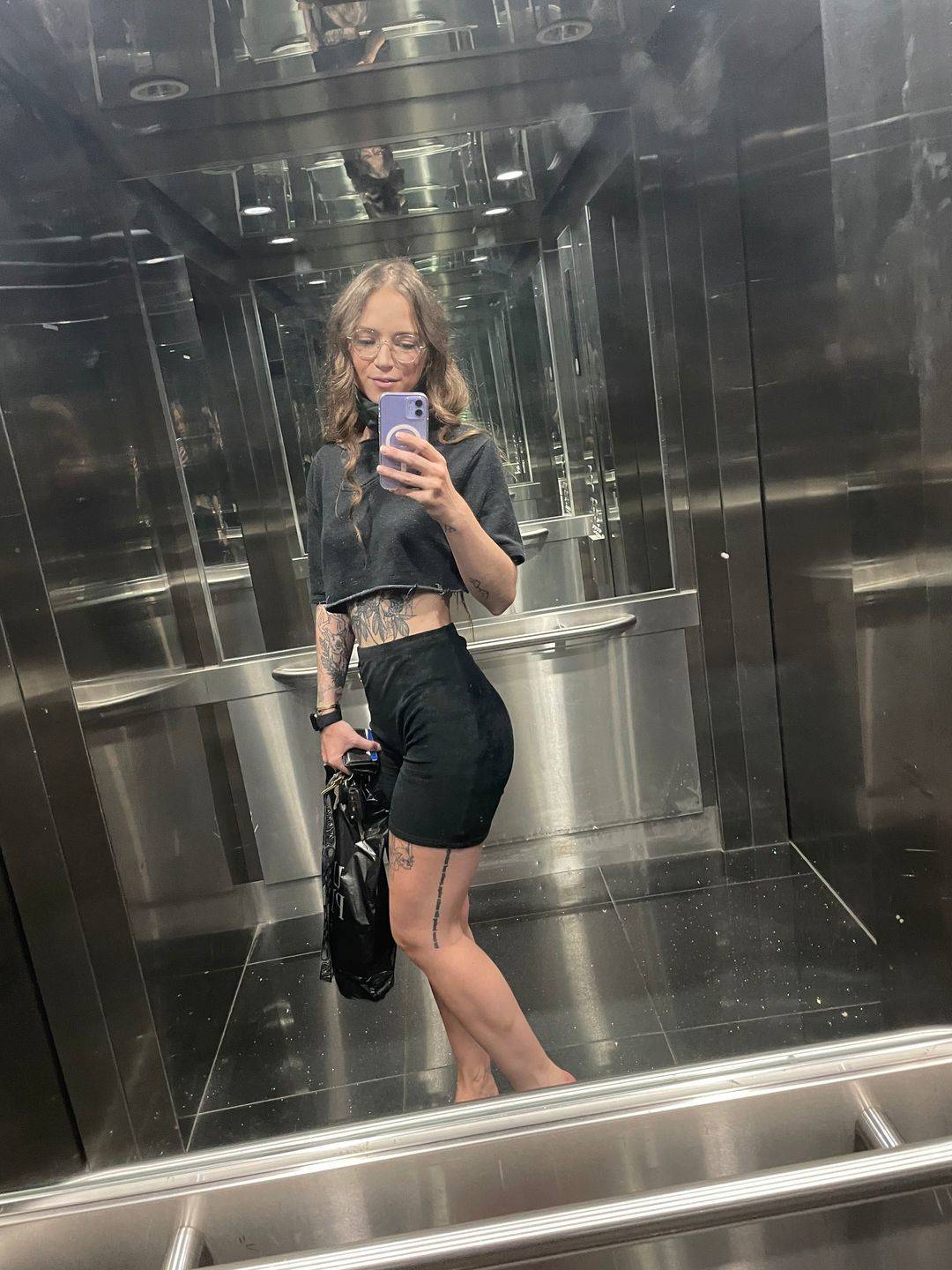 Who am I not to take selfies in a elevator mirror? [F] | Scrolller
