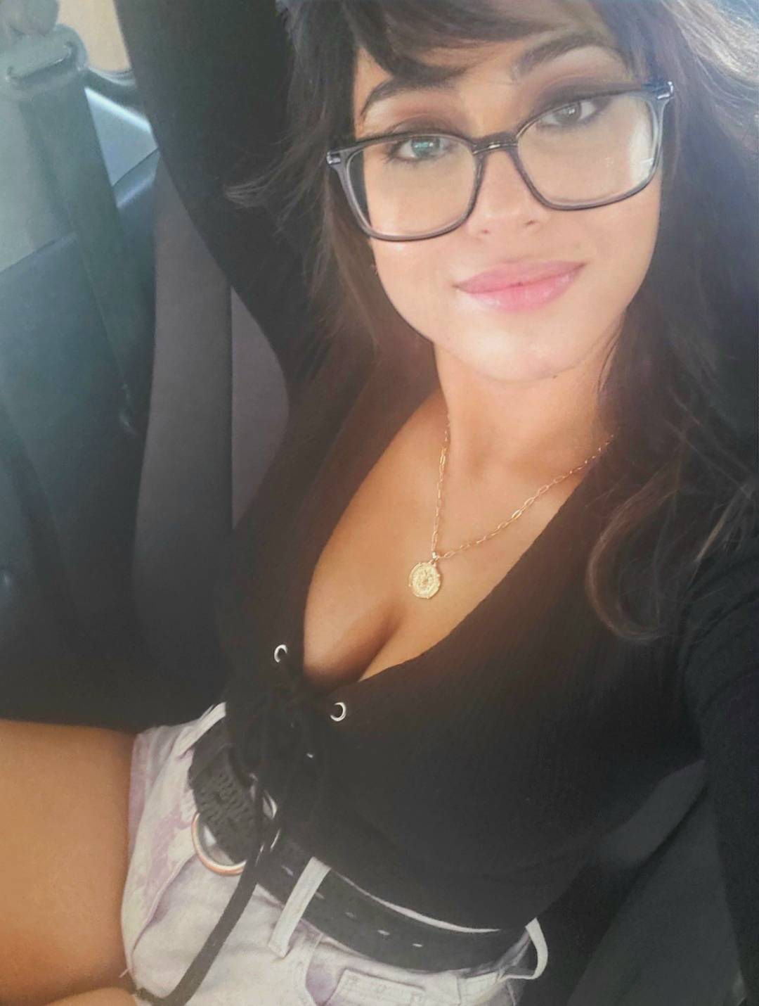 Who do I resemble more? Velma or... Edna Mode? | Scrolller