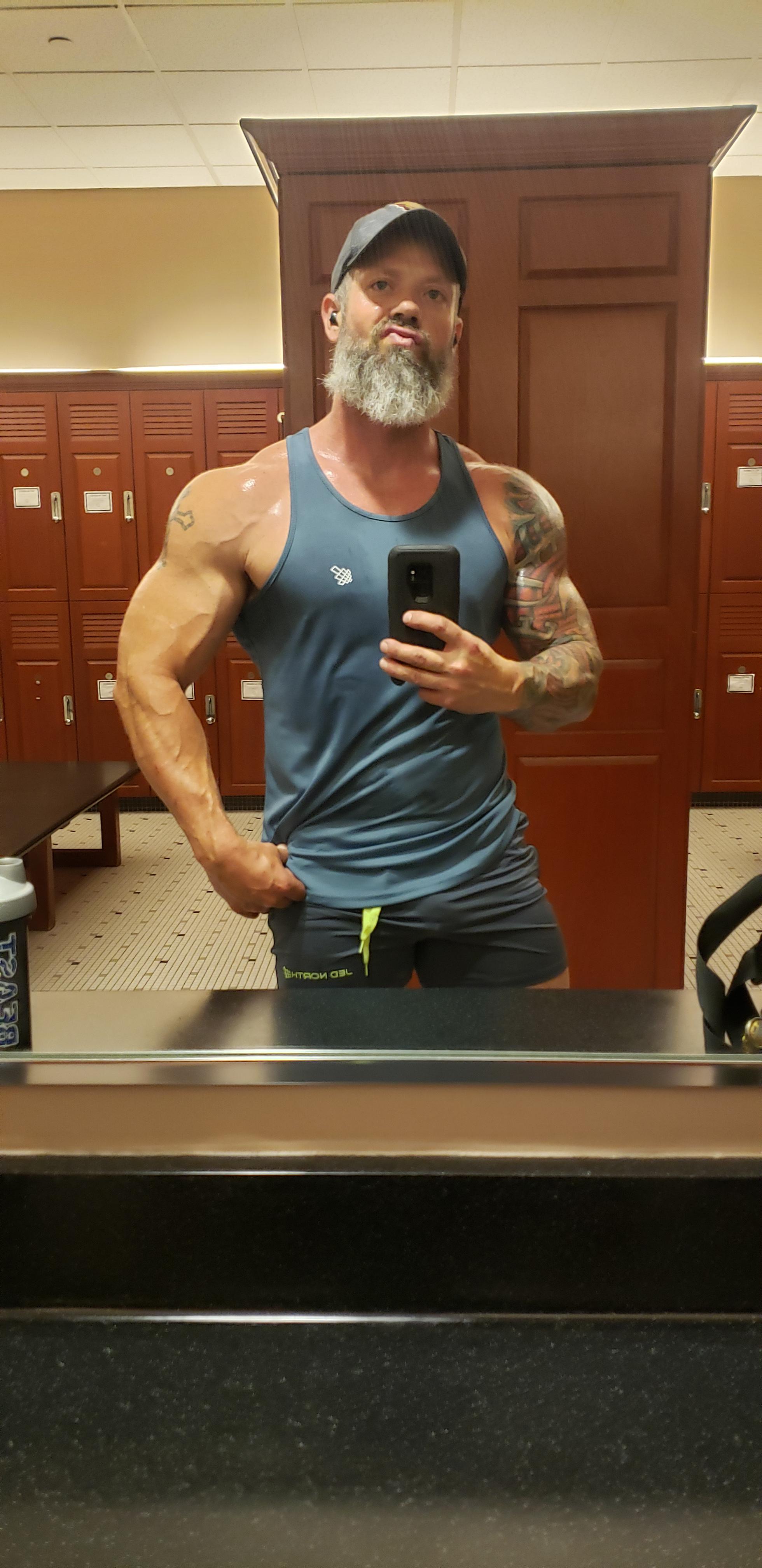 Who likes daddy with muscles? 💪 | Scrolller