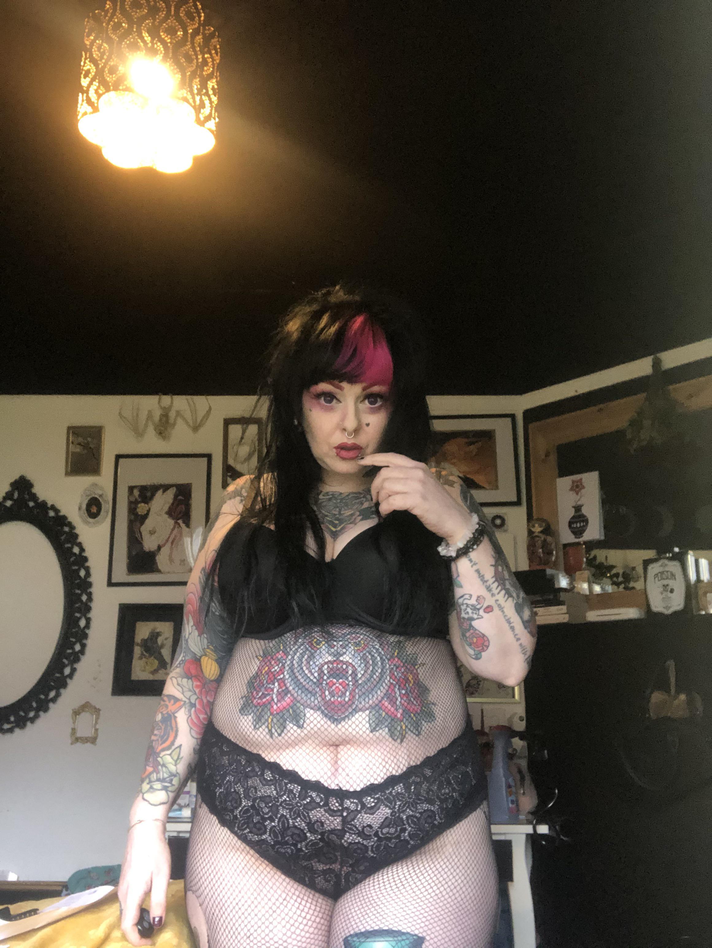 Who likes gothicc milfs? | Scrolller