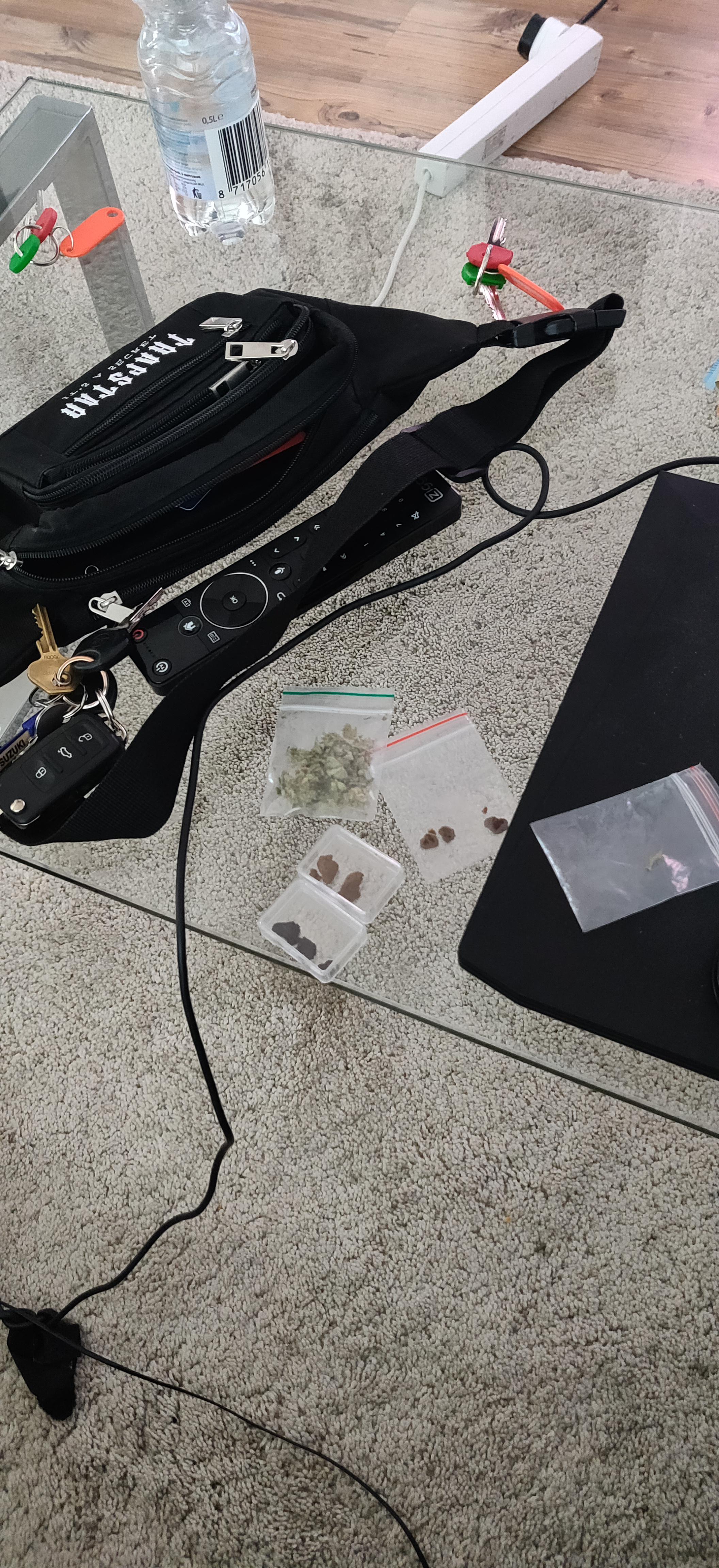 Who wants 1 G of bud and almost 3G of hash | Scrolller