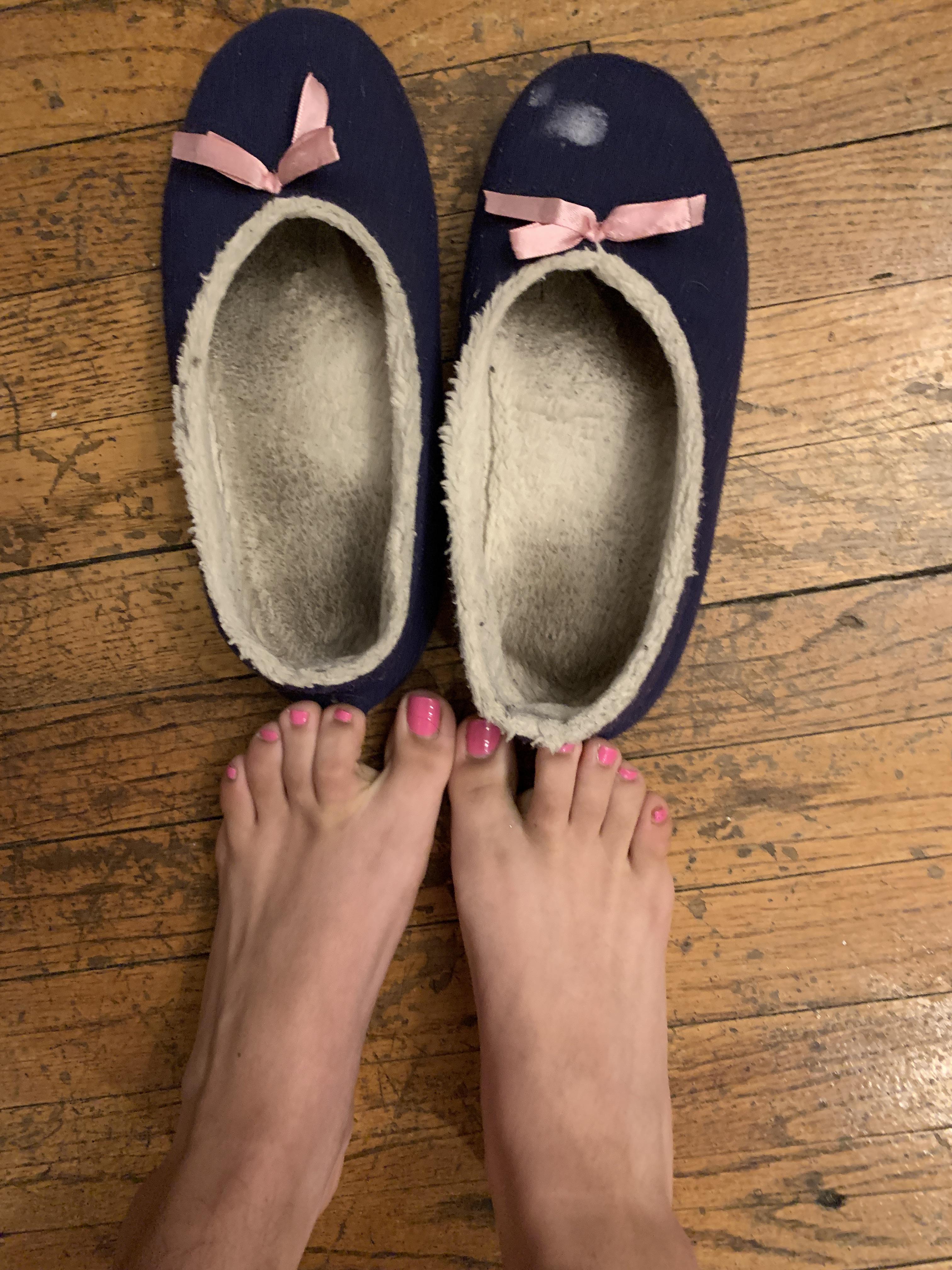 Who wants a whiff of my sweaty toes and dirty slippers 💦 | Scrolller