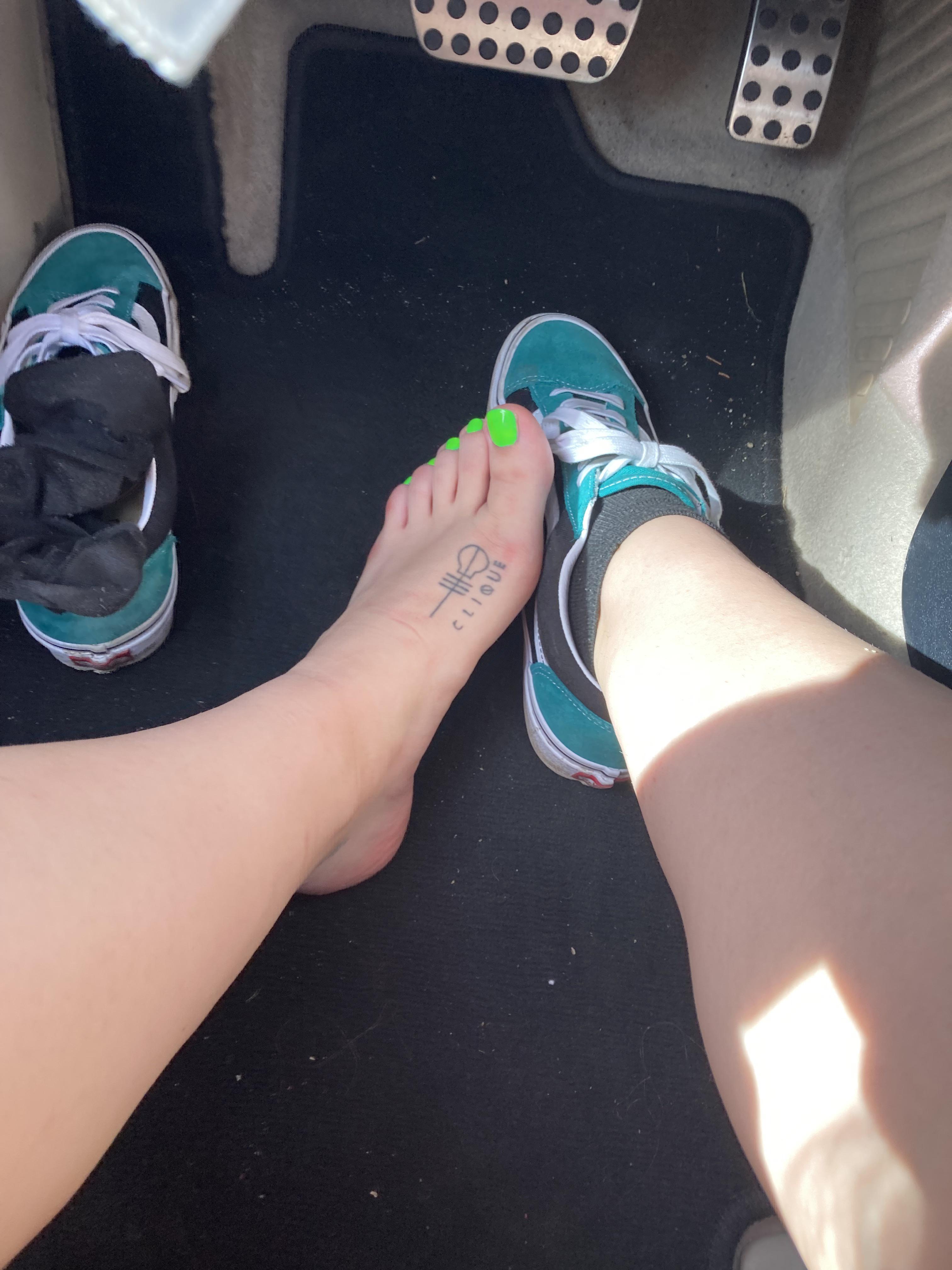 Who wants to see me drive barefoot? | Scrolller