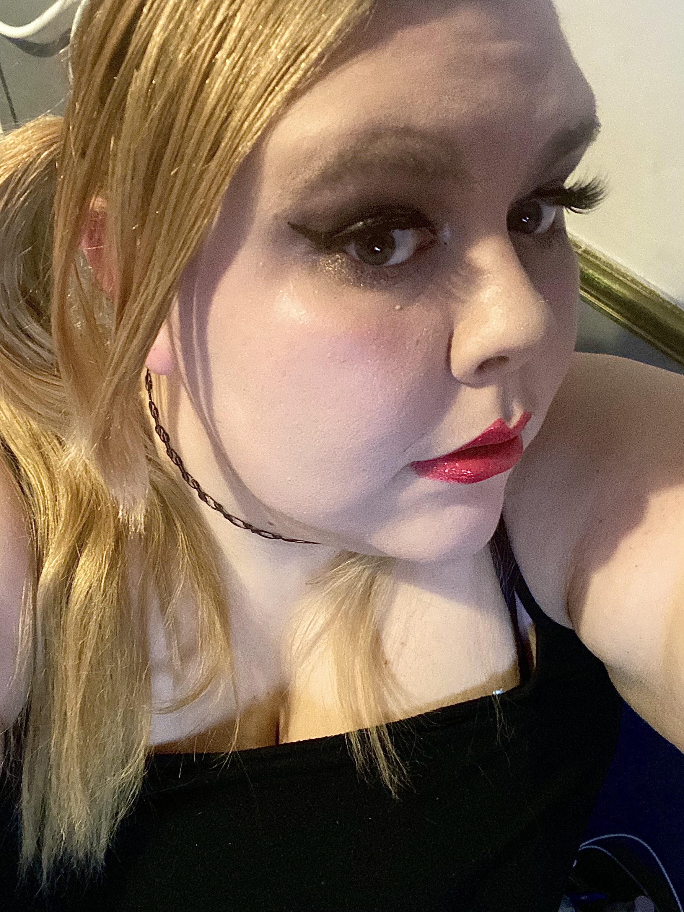 Who wants to smear this red lipstick? | Scrolller