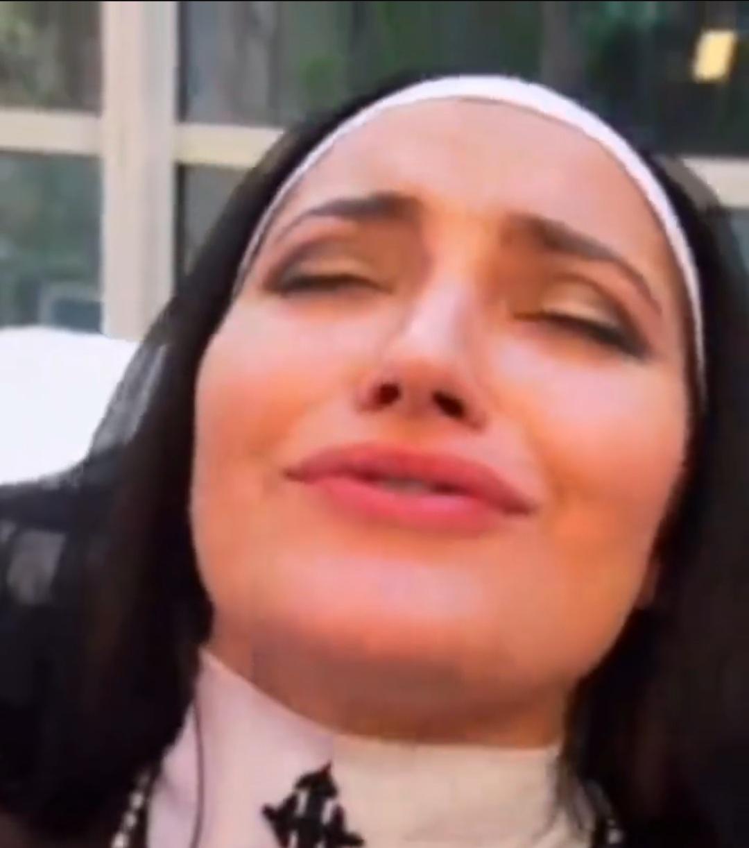 Whos Is She Scrolller