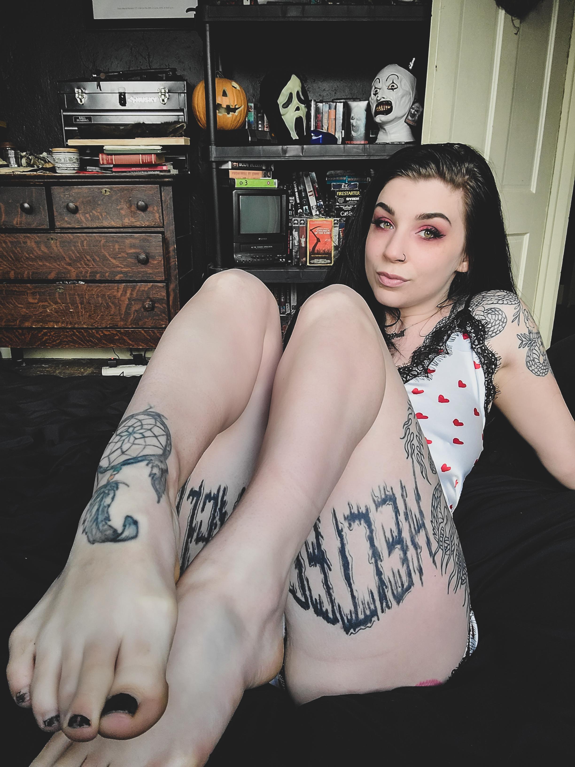 Will you come rub my feet? | Scrolller