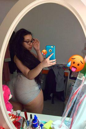 wish she would show more cheeks 🥴 | Scrolller