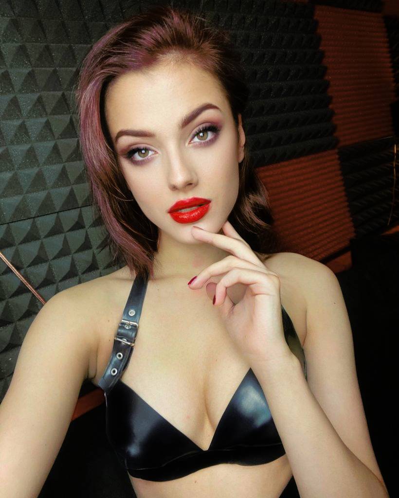 Wonder what she's thinking | Scrolller