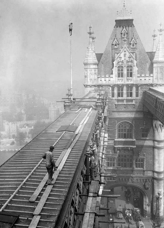Workmen on Tower Bridge, London, 1913 | Scrolller