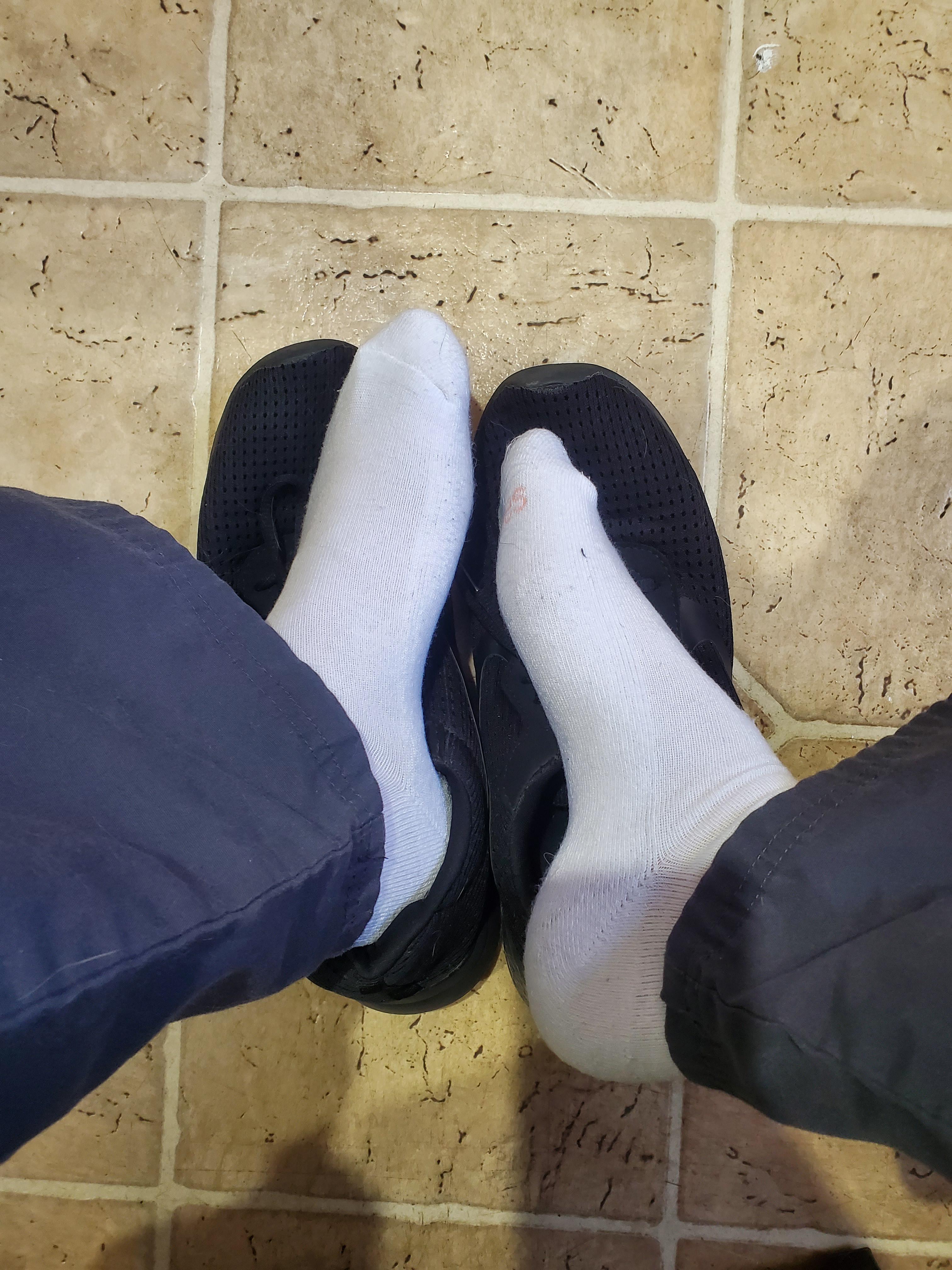 Worn these for almost 3 shifts! Selling immediately because these ones stink! | Scrolller