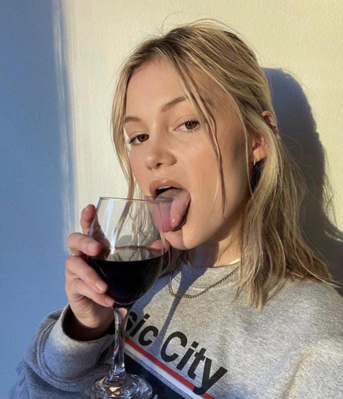 Olivia Holt | Scrolller