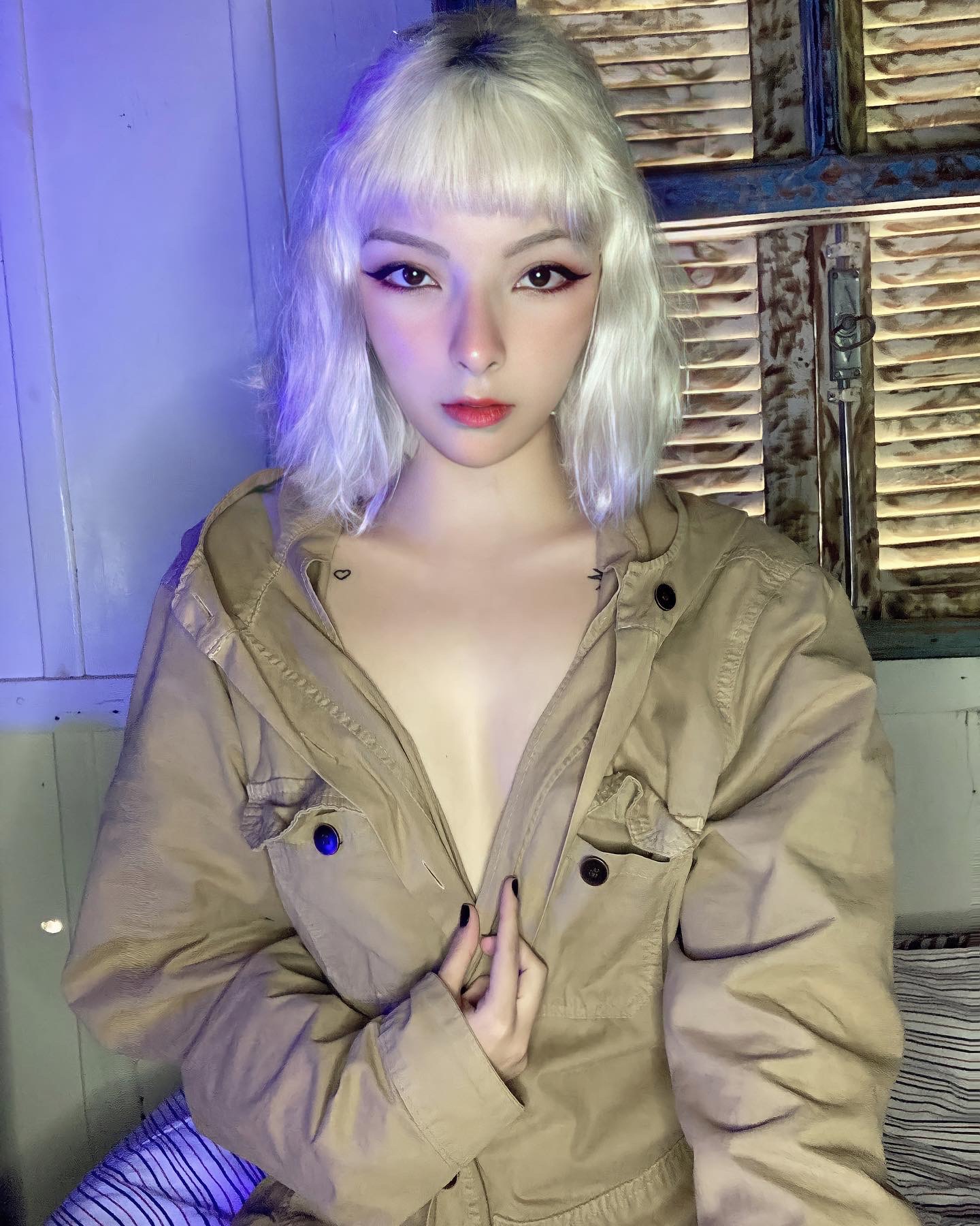 😈 would you come here at home? I'm alone 😈 | Scrolller