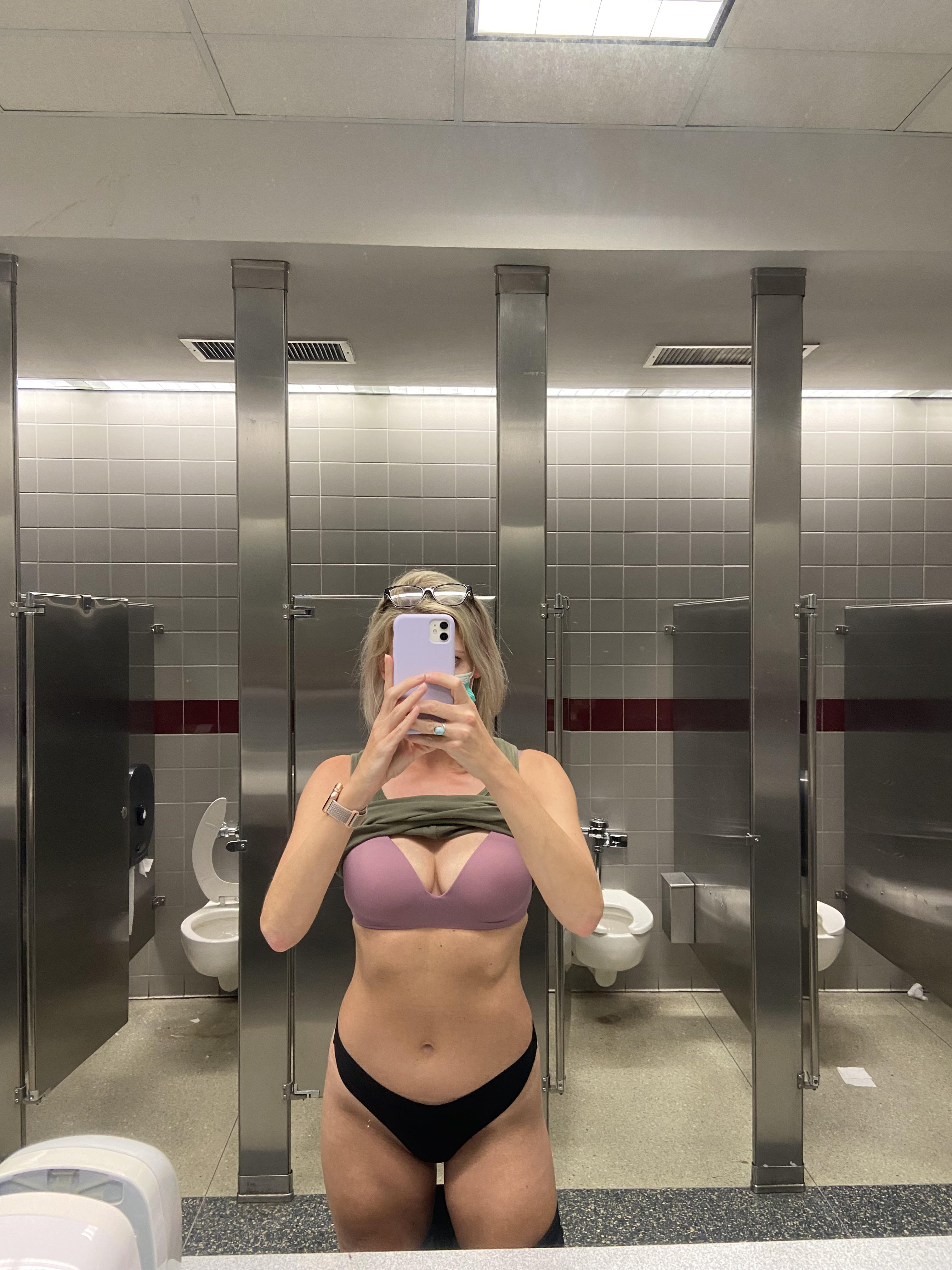 Would you (f)uck me at the airport I’m stranded at?🙈 | Scrolller